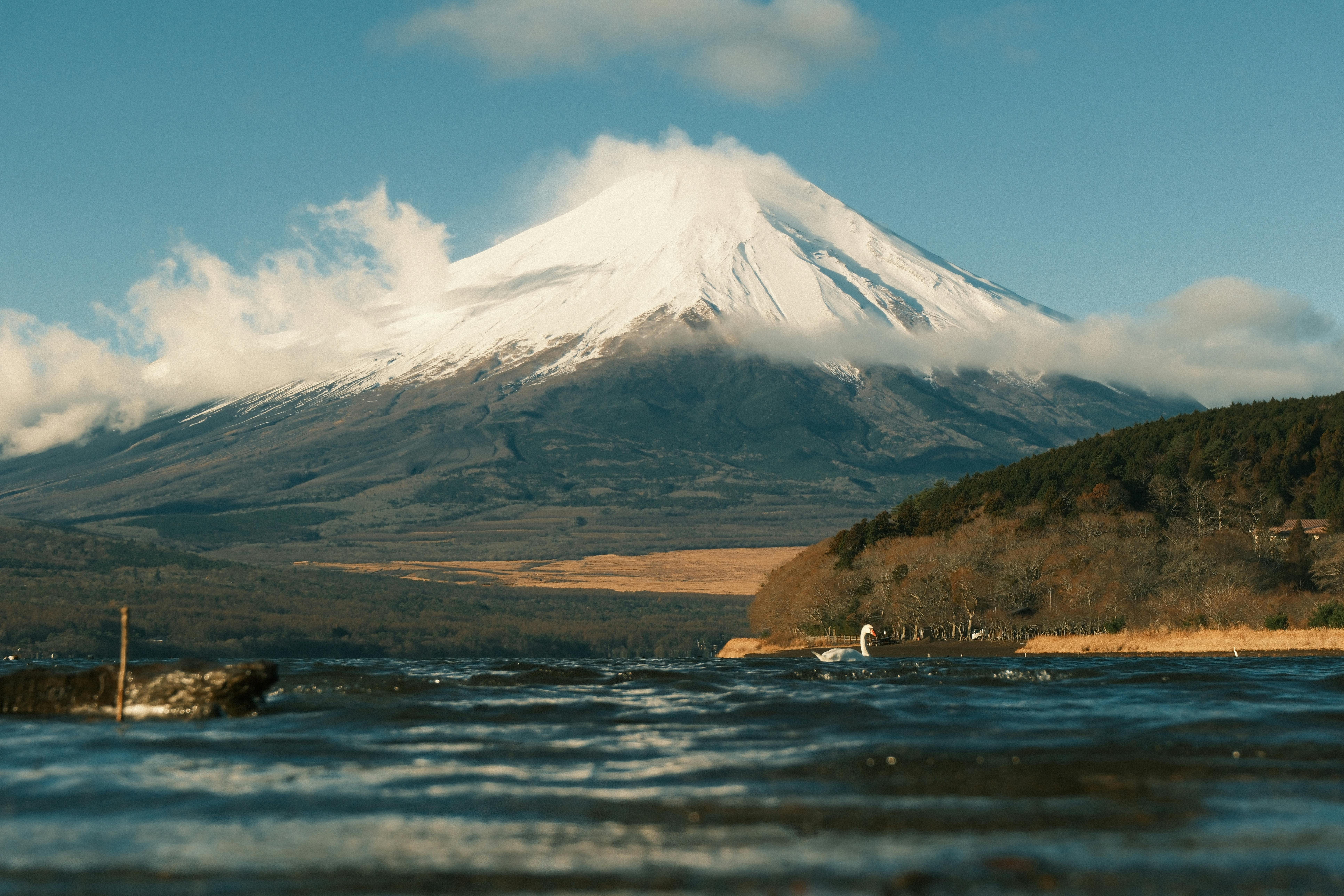 Majestuosa Vista Del Monte Fuji Desde El Lago Yamanaka · Foto de stock ...