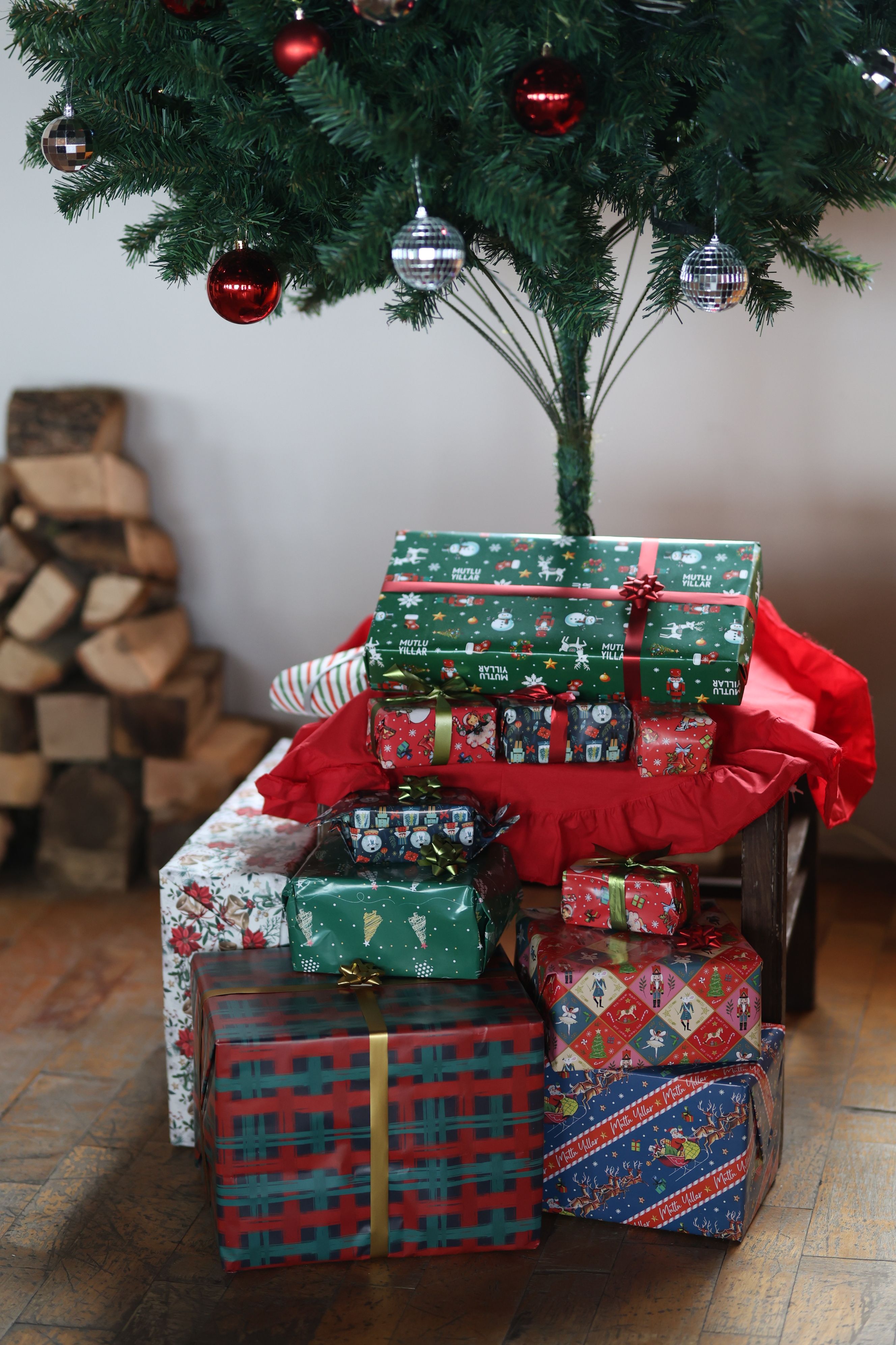 Christmas Tree Full Of Presents Photos, Download The BEST Free ...