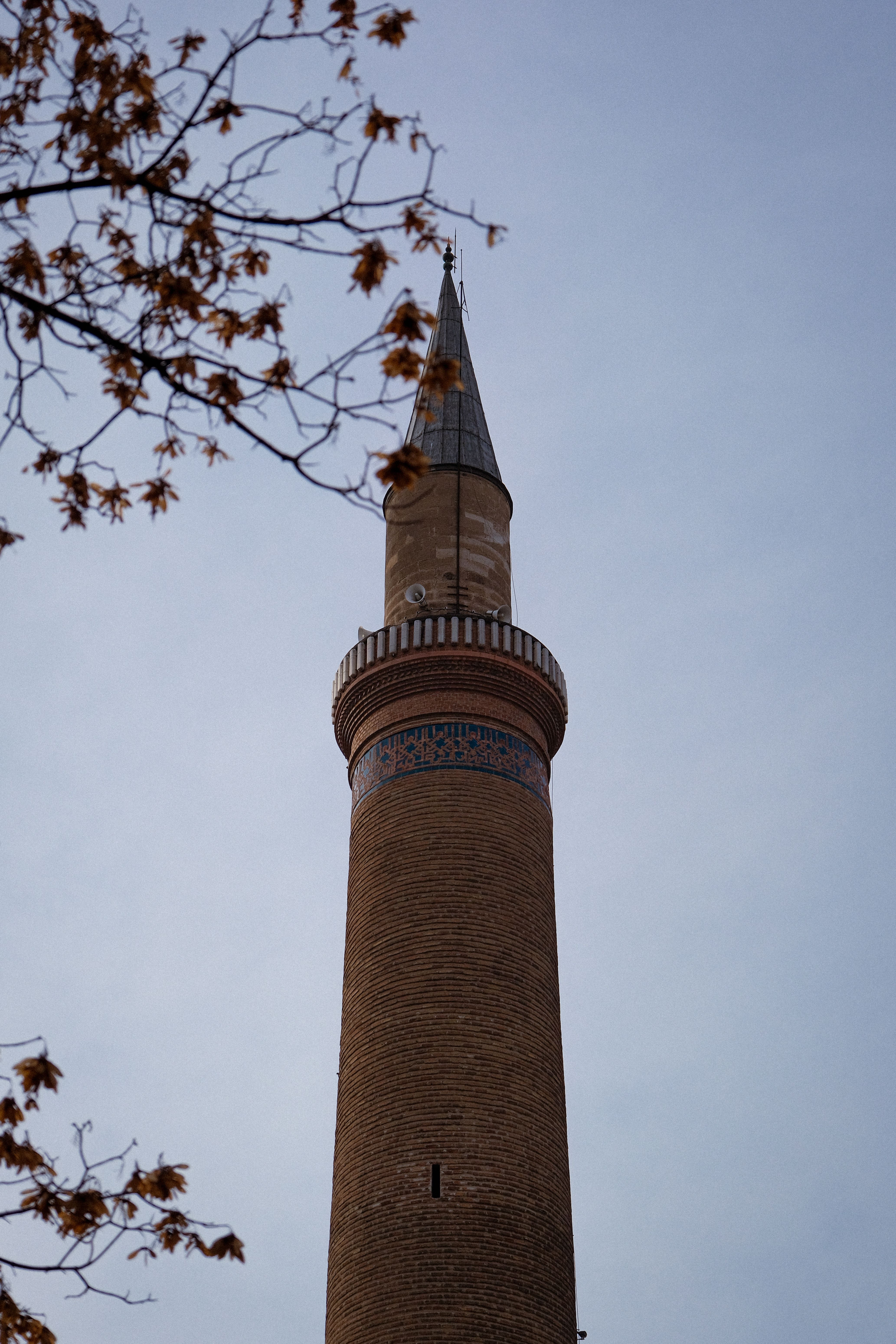 Minarete Histórico Bajo Un Cielo Despejado Con Hojas Otoñales · Foto de ...