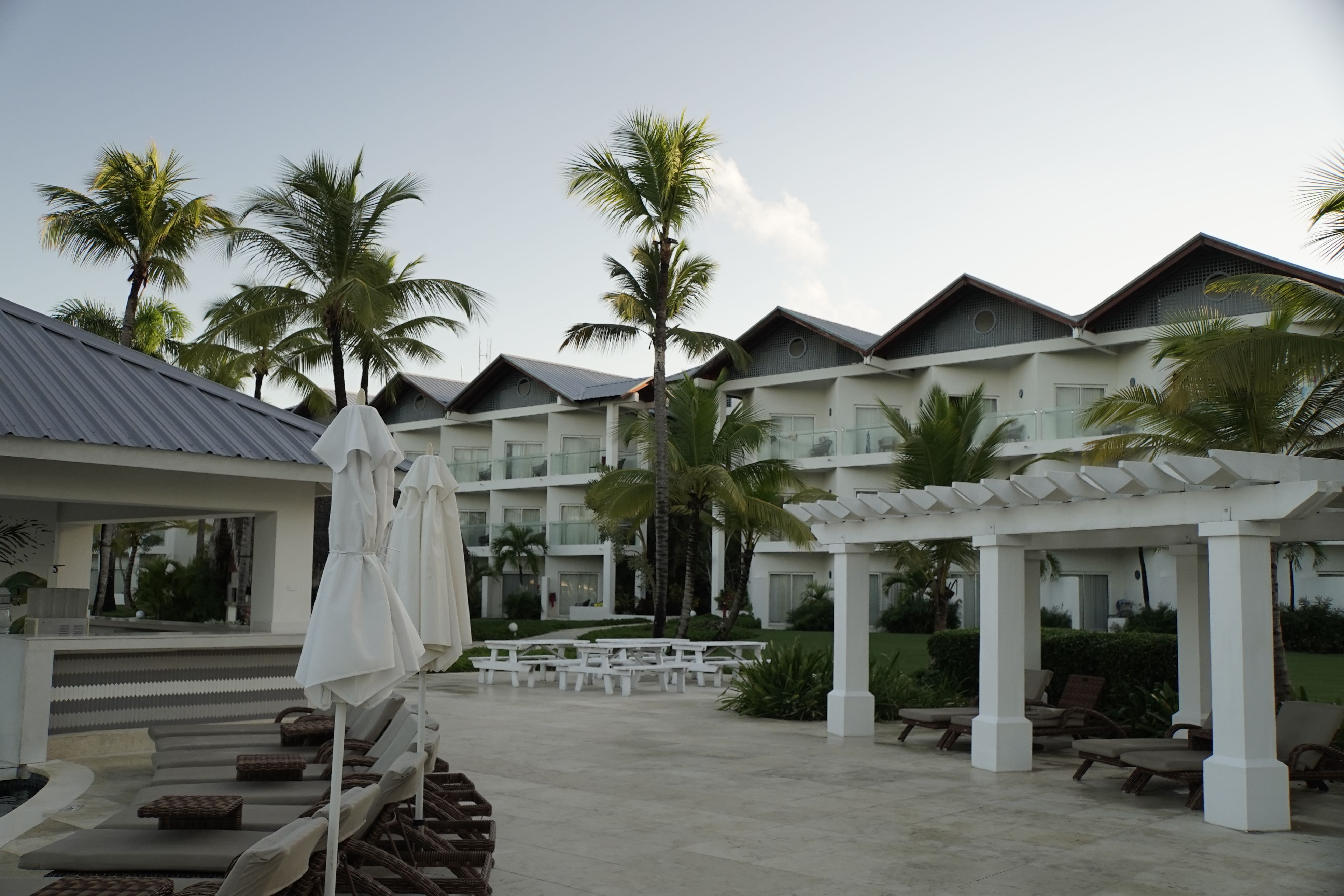 Tropical Resort with Palm Trees and Modern Architecture · Free Stock Photo