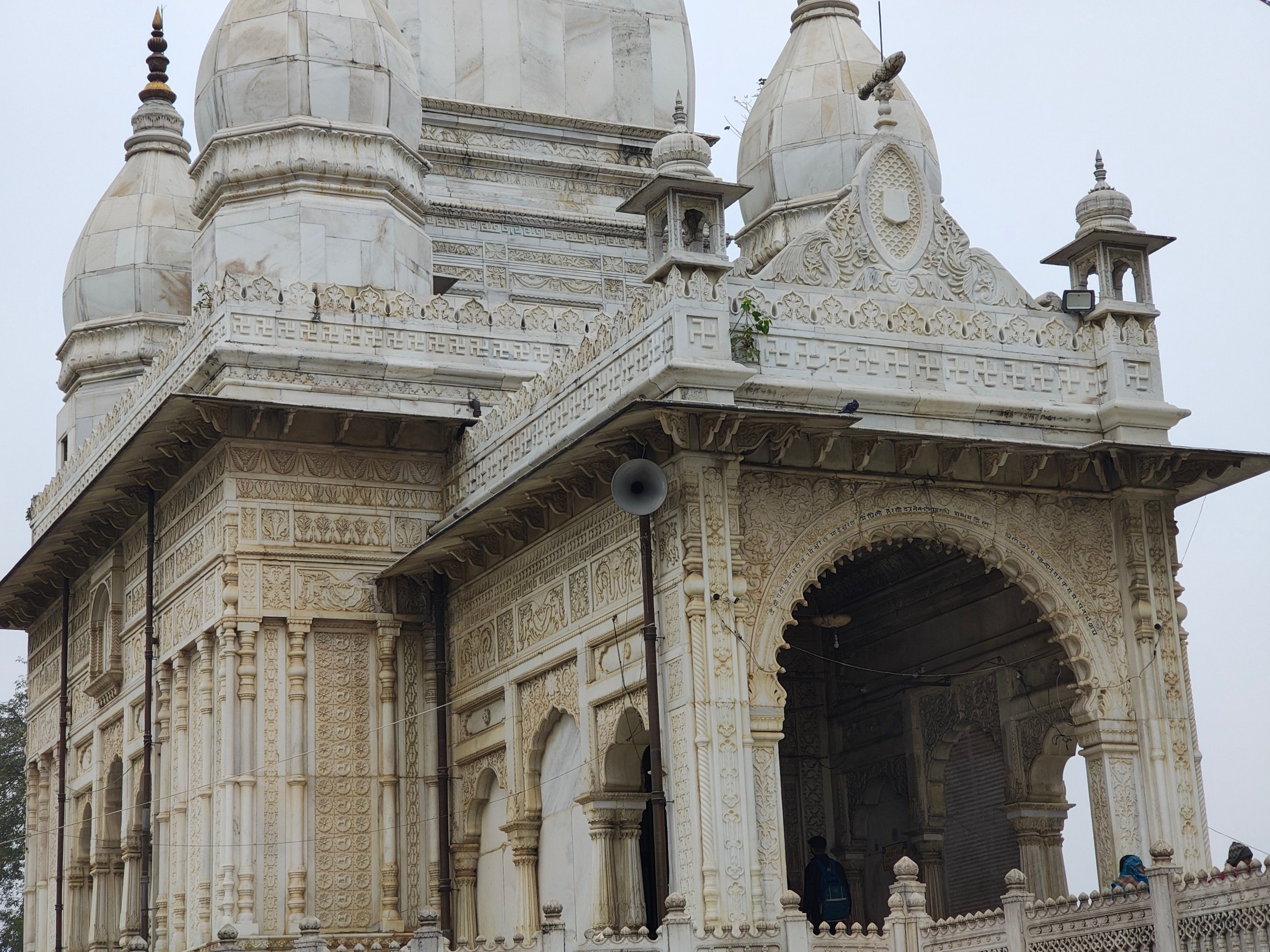 Intricate Details of a White Marble Temple · Free Stock Photo
