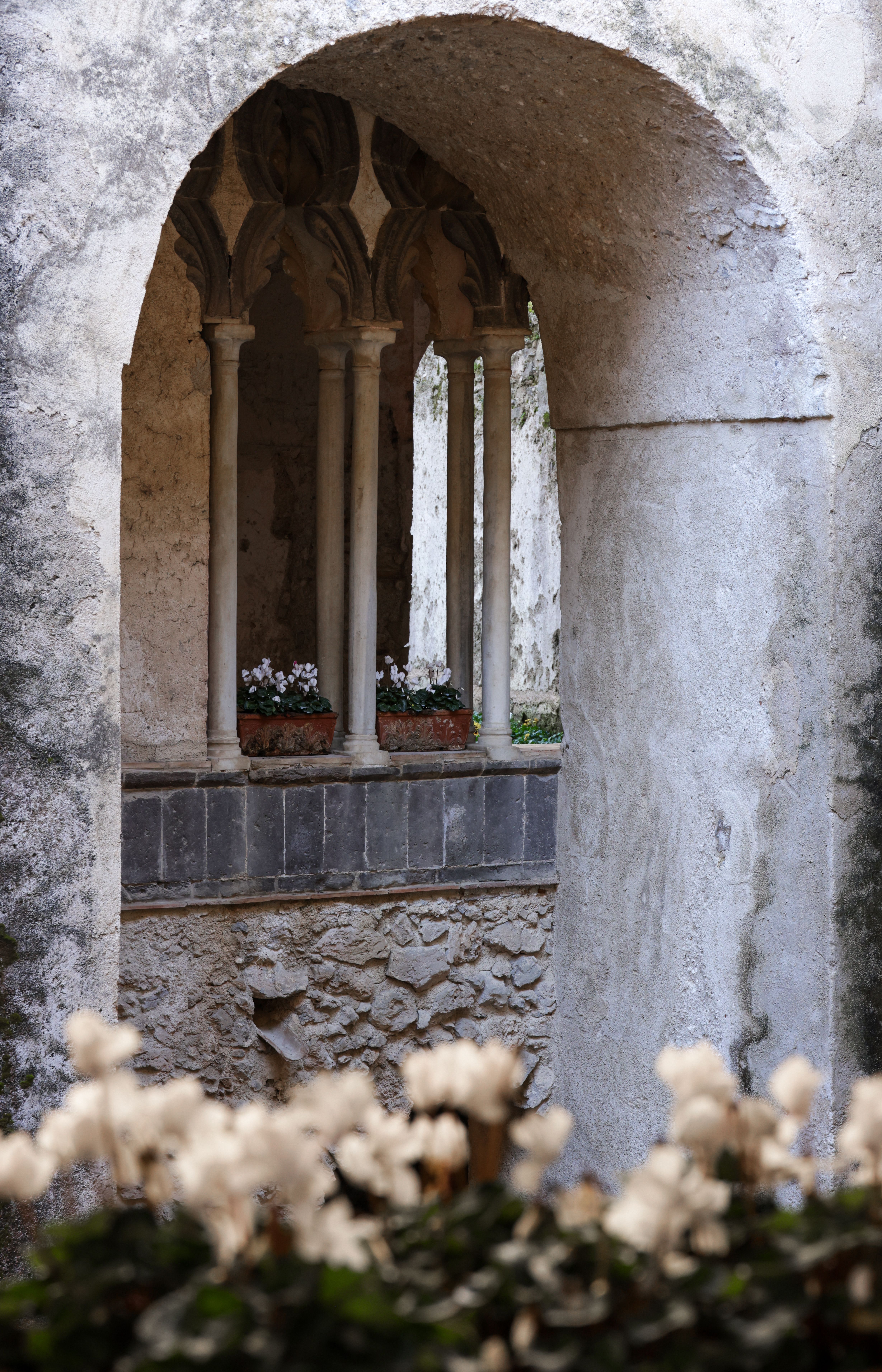 Historic Italian Archway Revealing Courtyard · Free Stock Photo