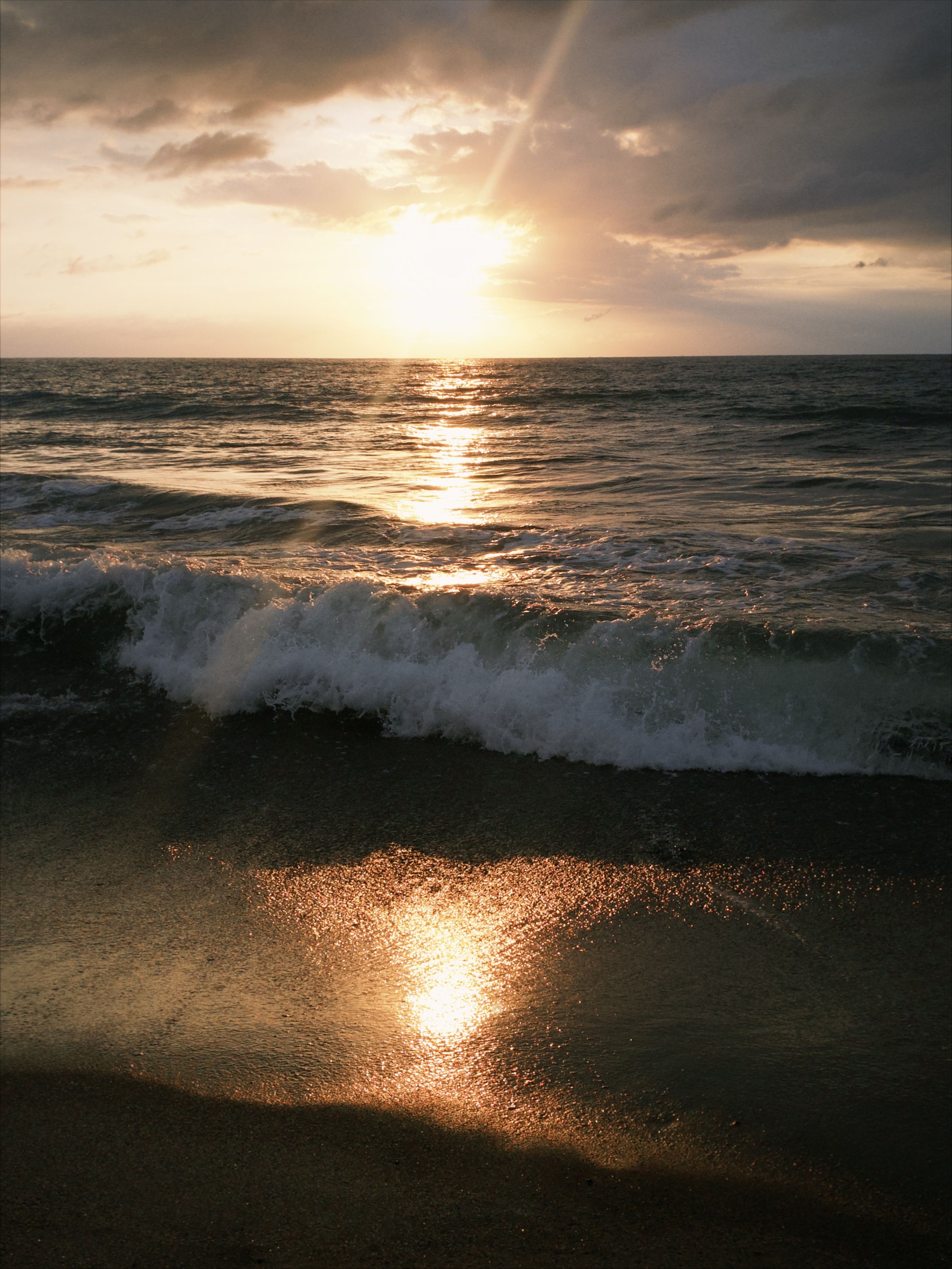 Stunning Ocean Sunset with Golden Reflection · Free Stock Photo