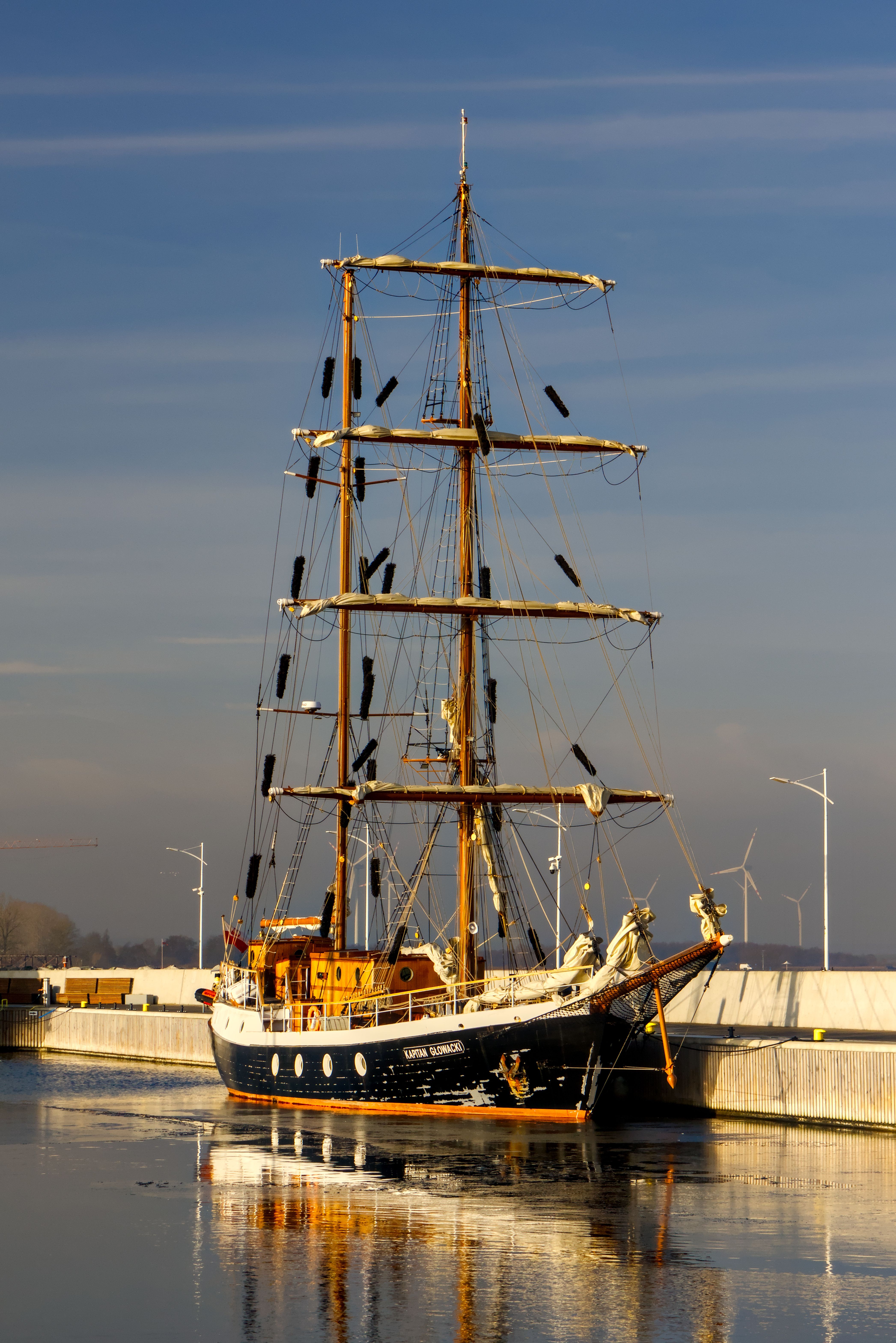 Vintage Pirate Ship Sailing on Open Water · Free Stock Photo