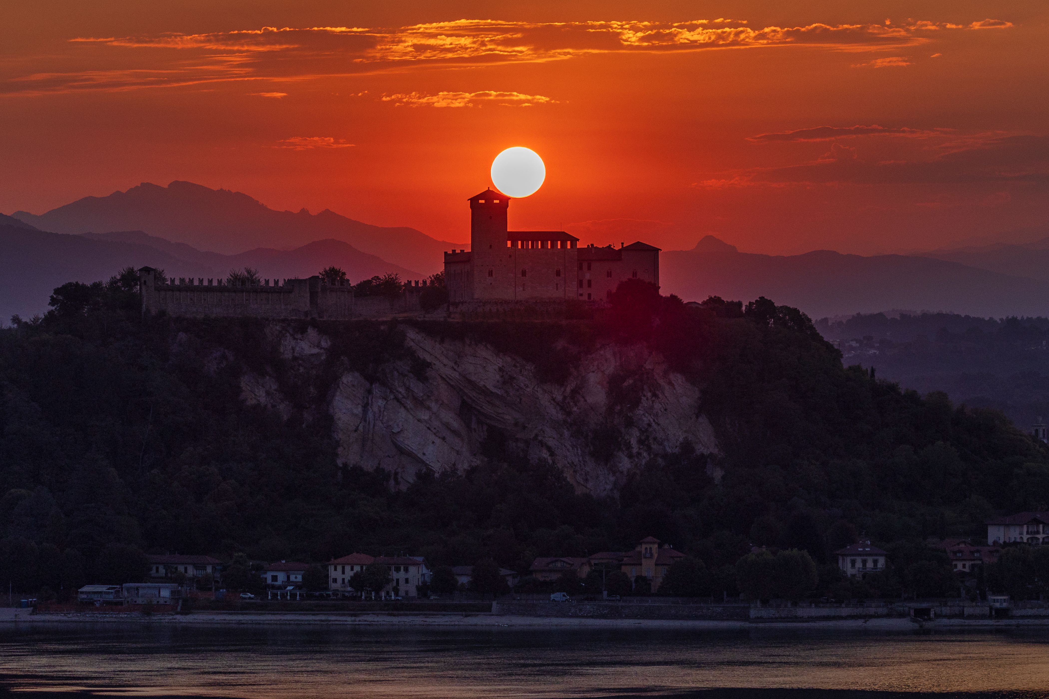 Scenic Sunset Over Italian Castle Landscape · Free Stock Photo