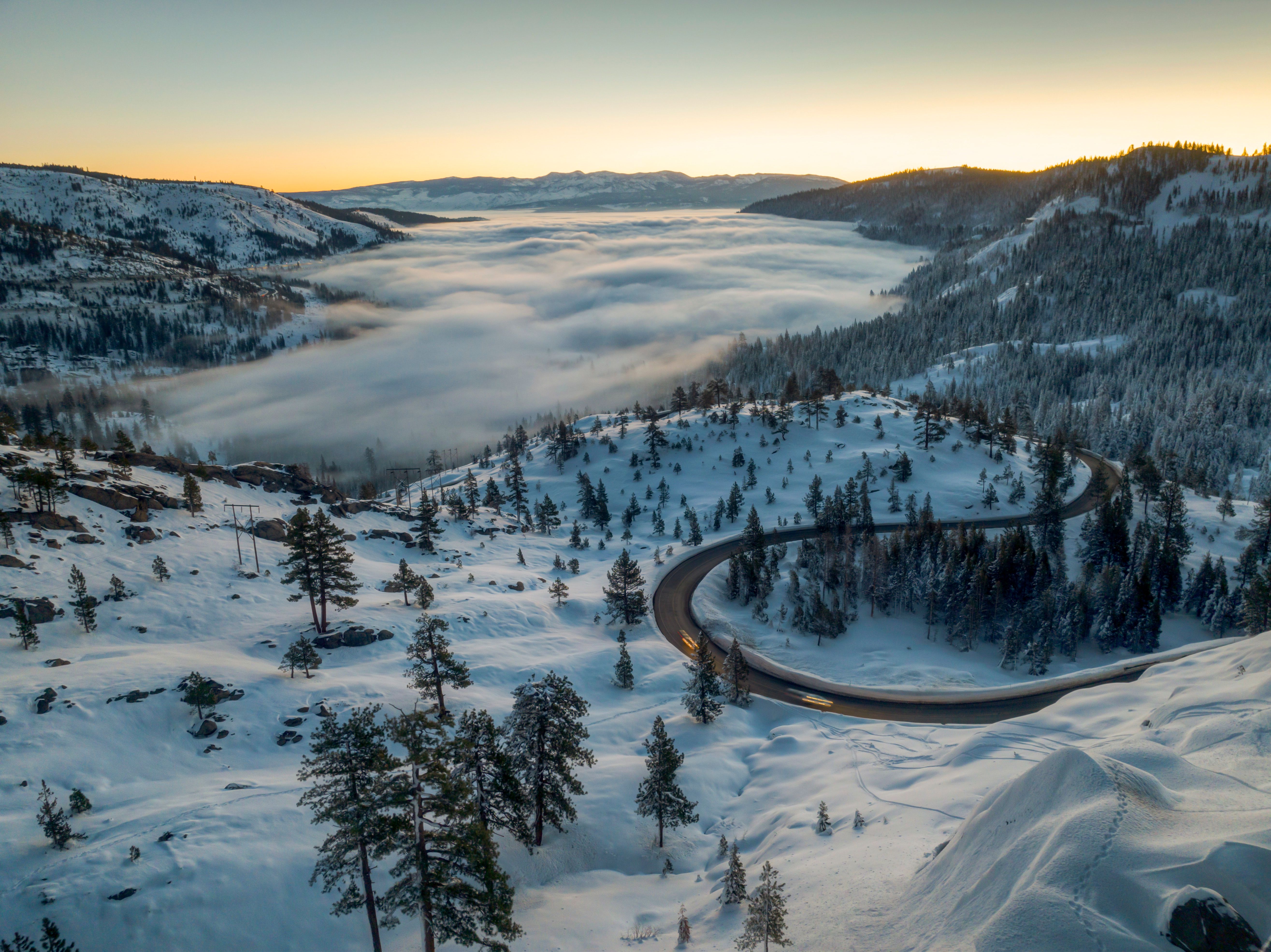 Vista Panorámica Invernal Del Paso Donner Al Amanecer · Foto de stock ...