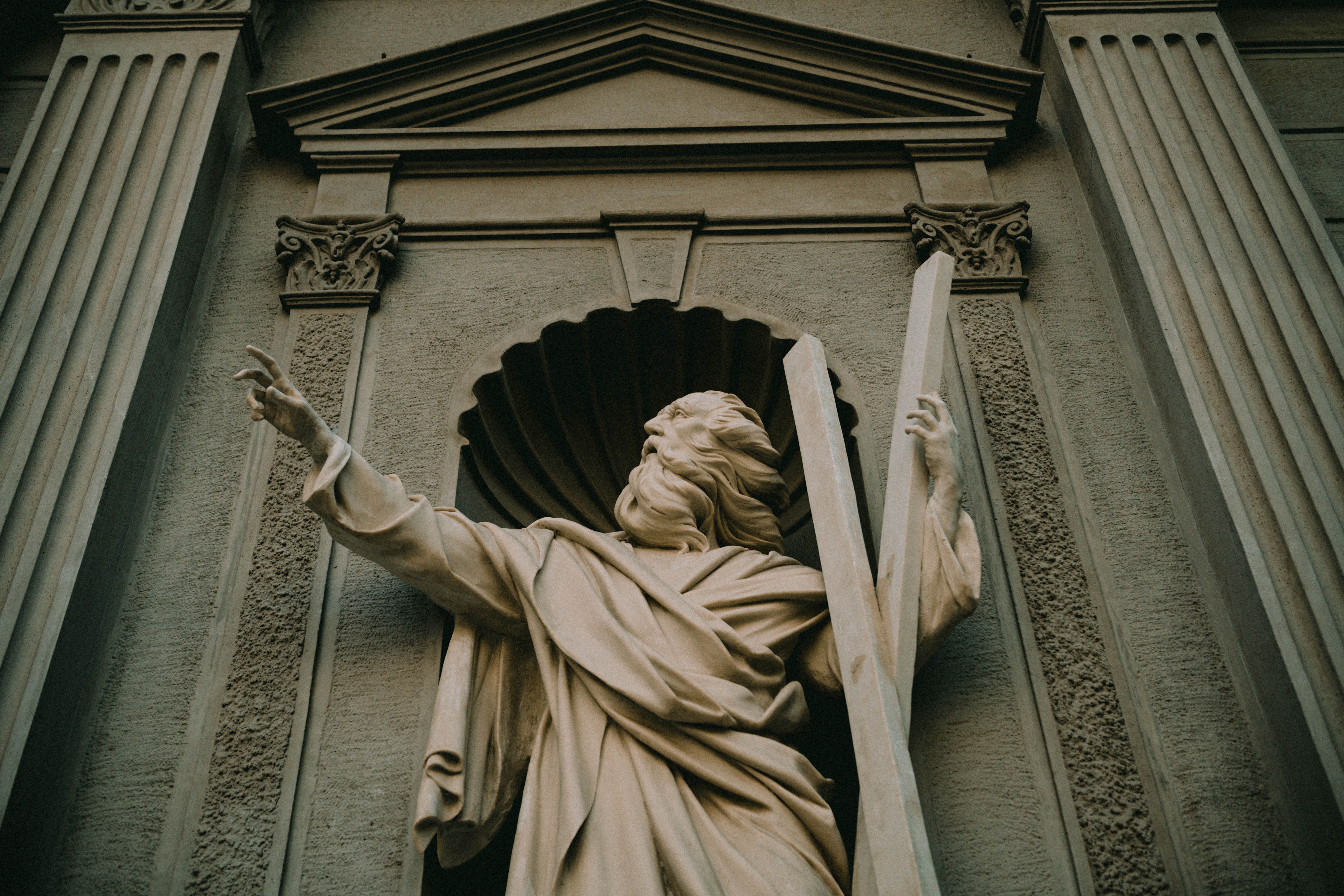 Classical Statue on Historic Building Facade · Free Stock Photo