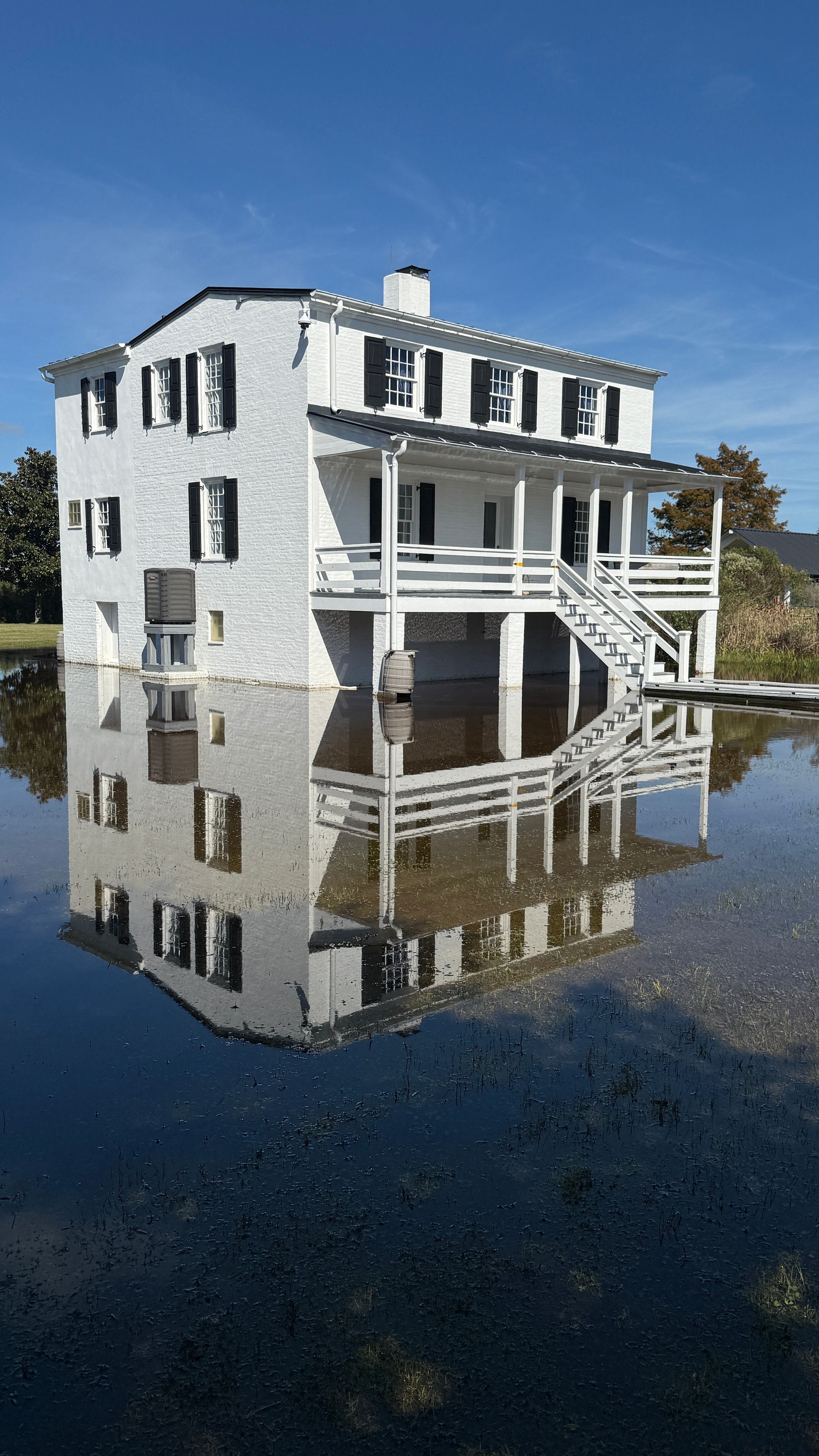 Historic White House Reflection on Water · Free Stock Photo