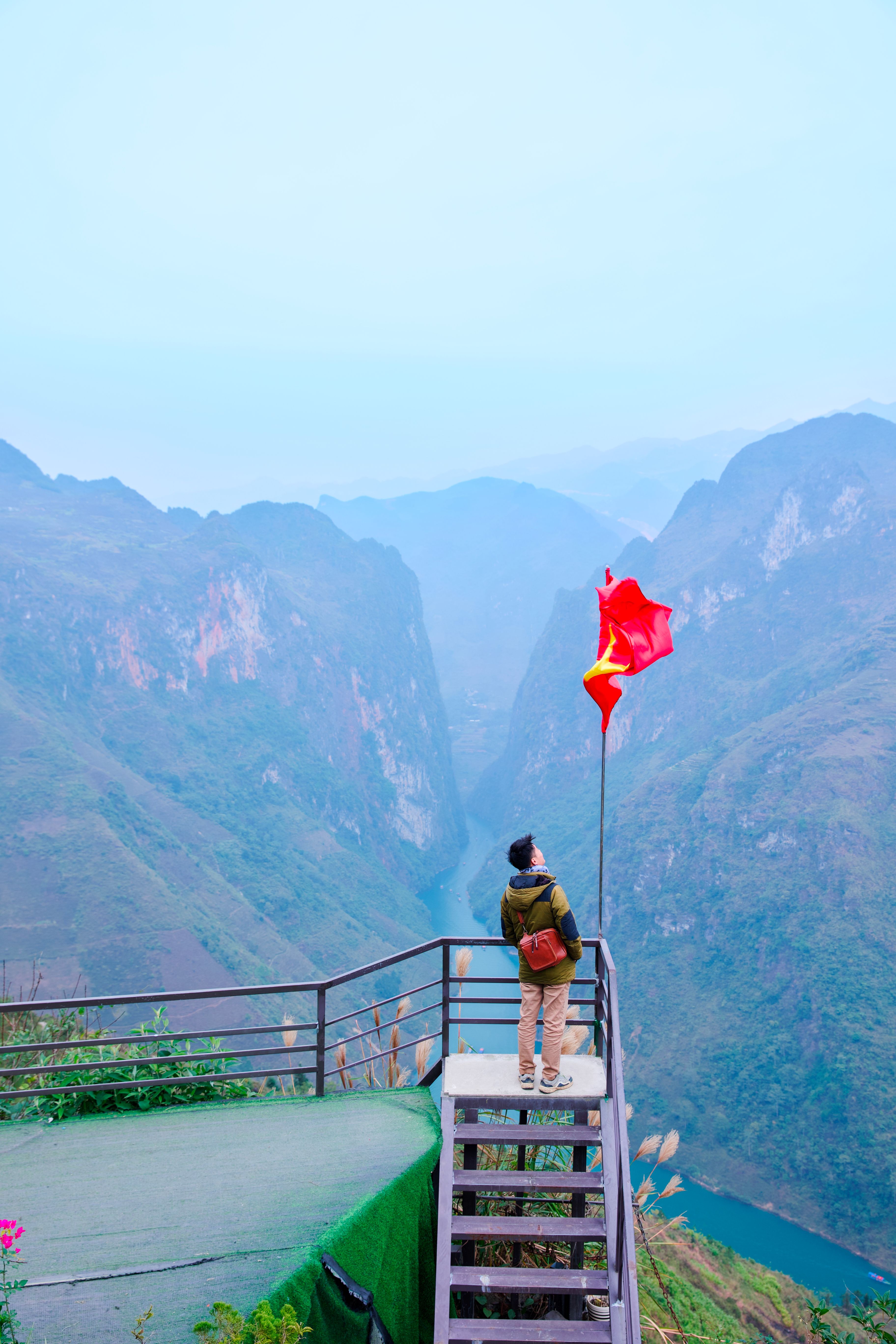 Scenic Viewpoint Over Dramatic Mountain Valley · Free Stock Photo