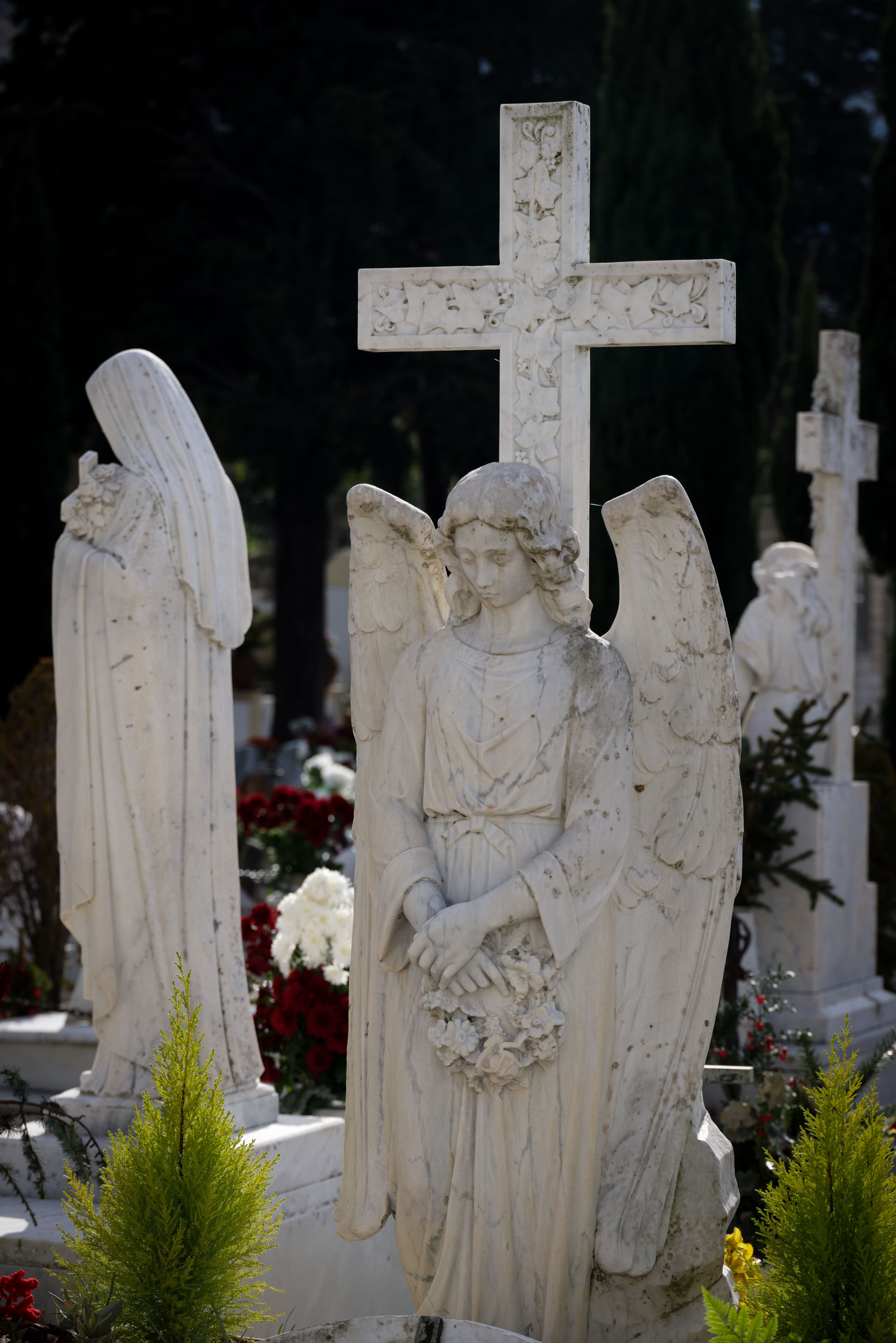 Serene Cemetery Statues with Angelic Figures · Free Stock Photo