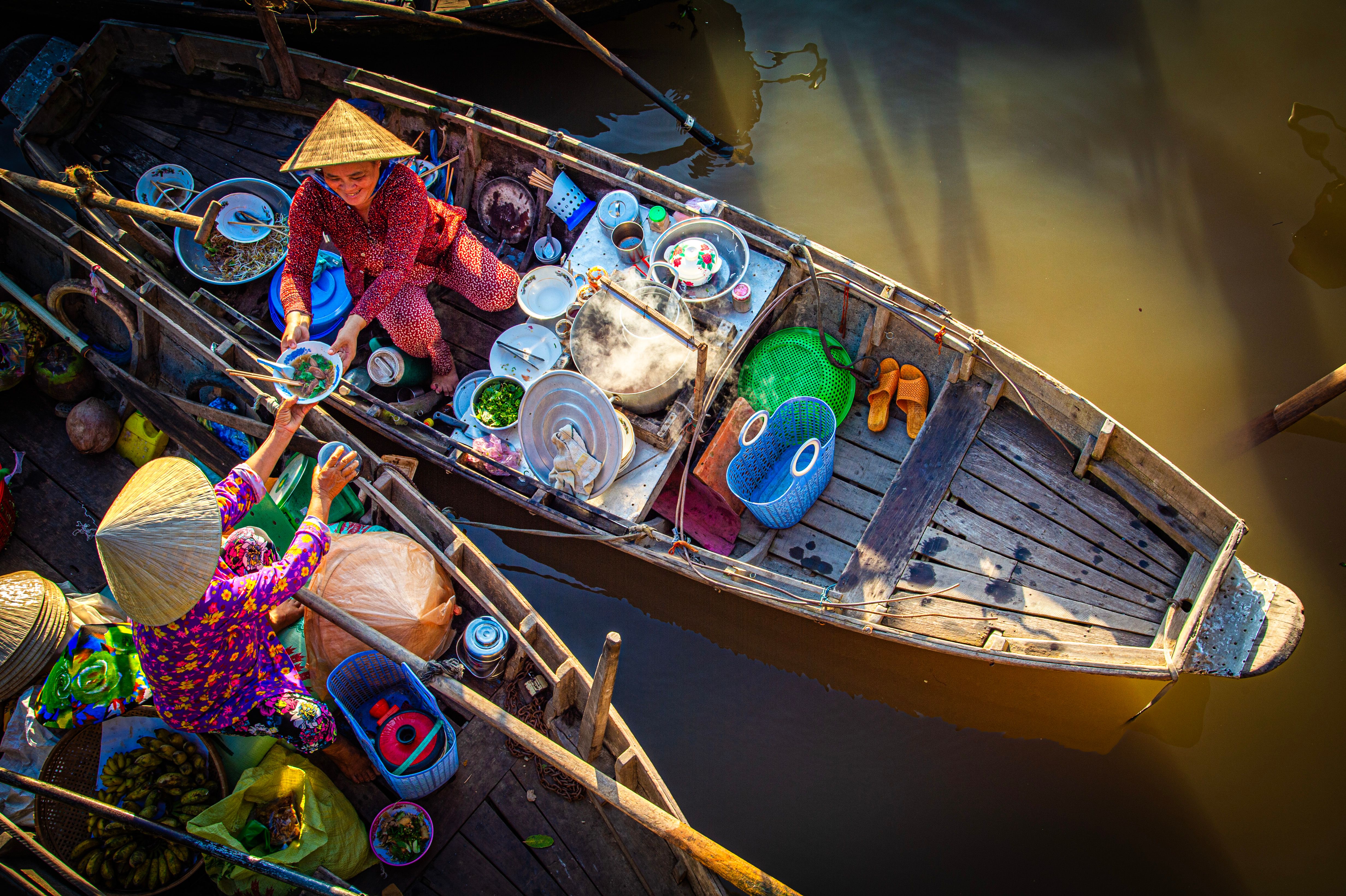 Traditional Floating Market with Vendors on Boats · Free Stock Photo
