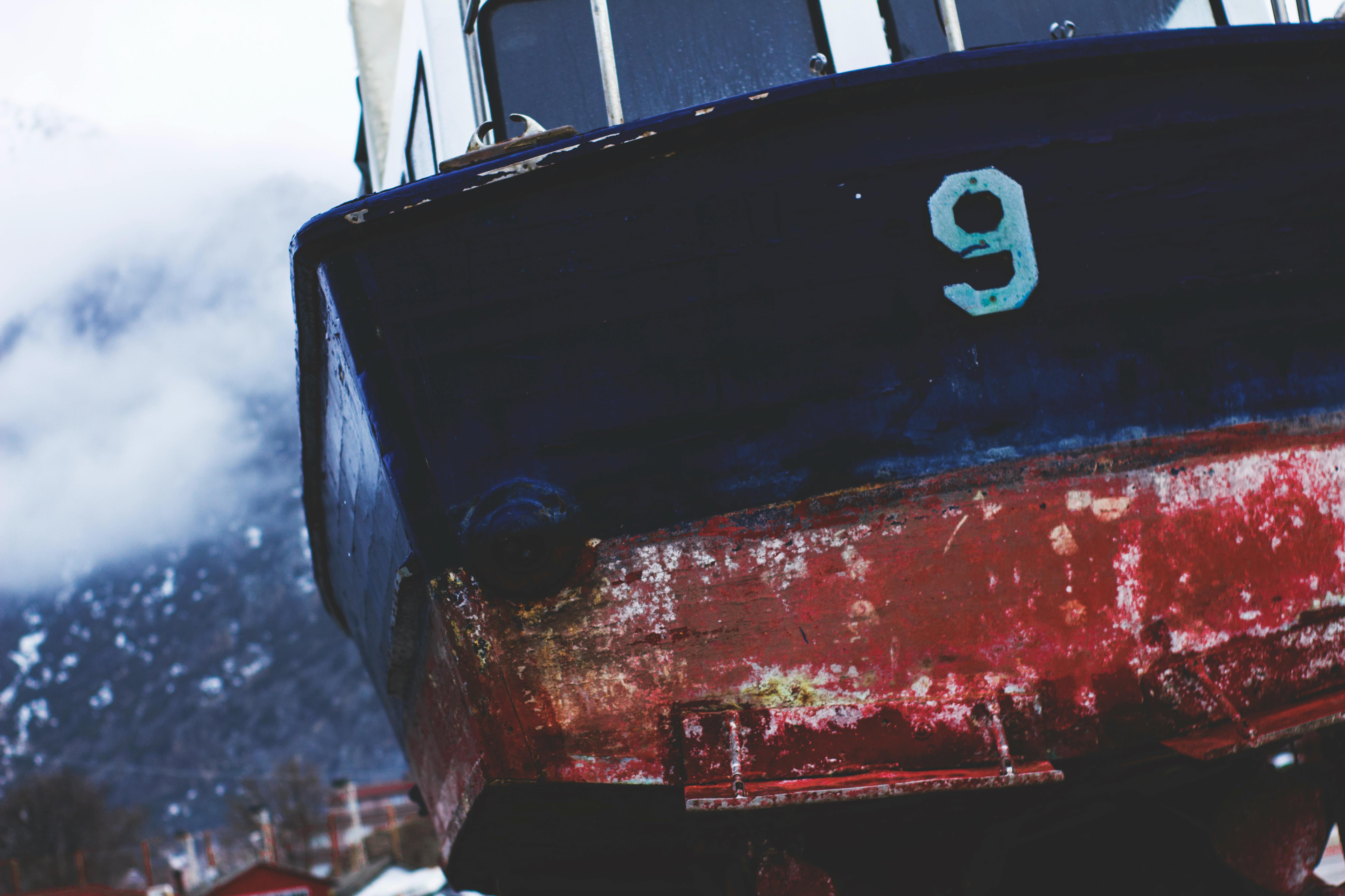 Black and Red Boat · Free Stock Photo