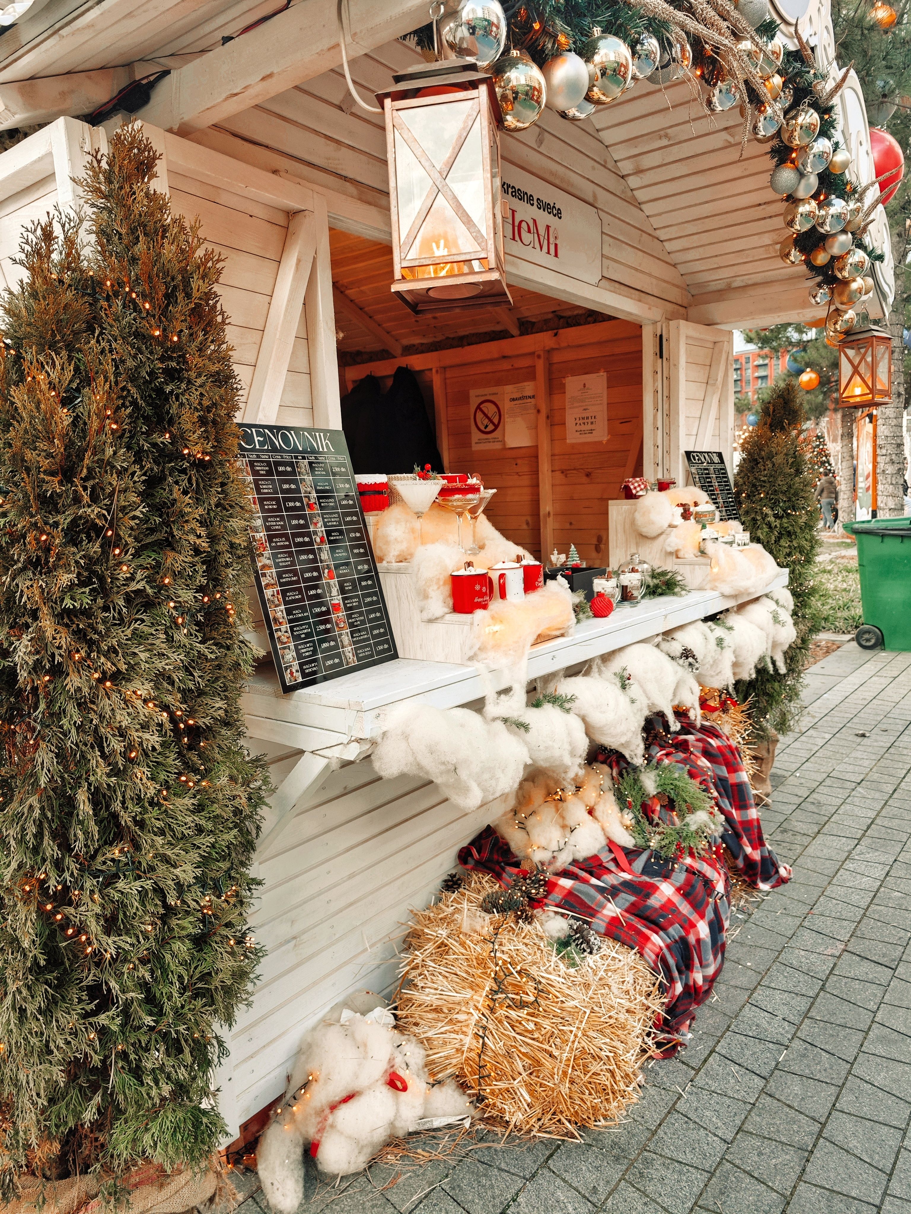 Charming Outdoor Christmas Market Booth · Free Stock Photo