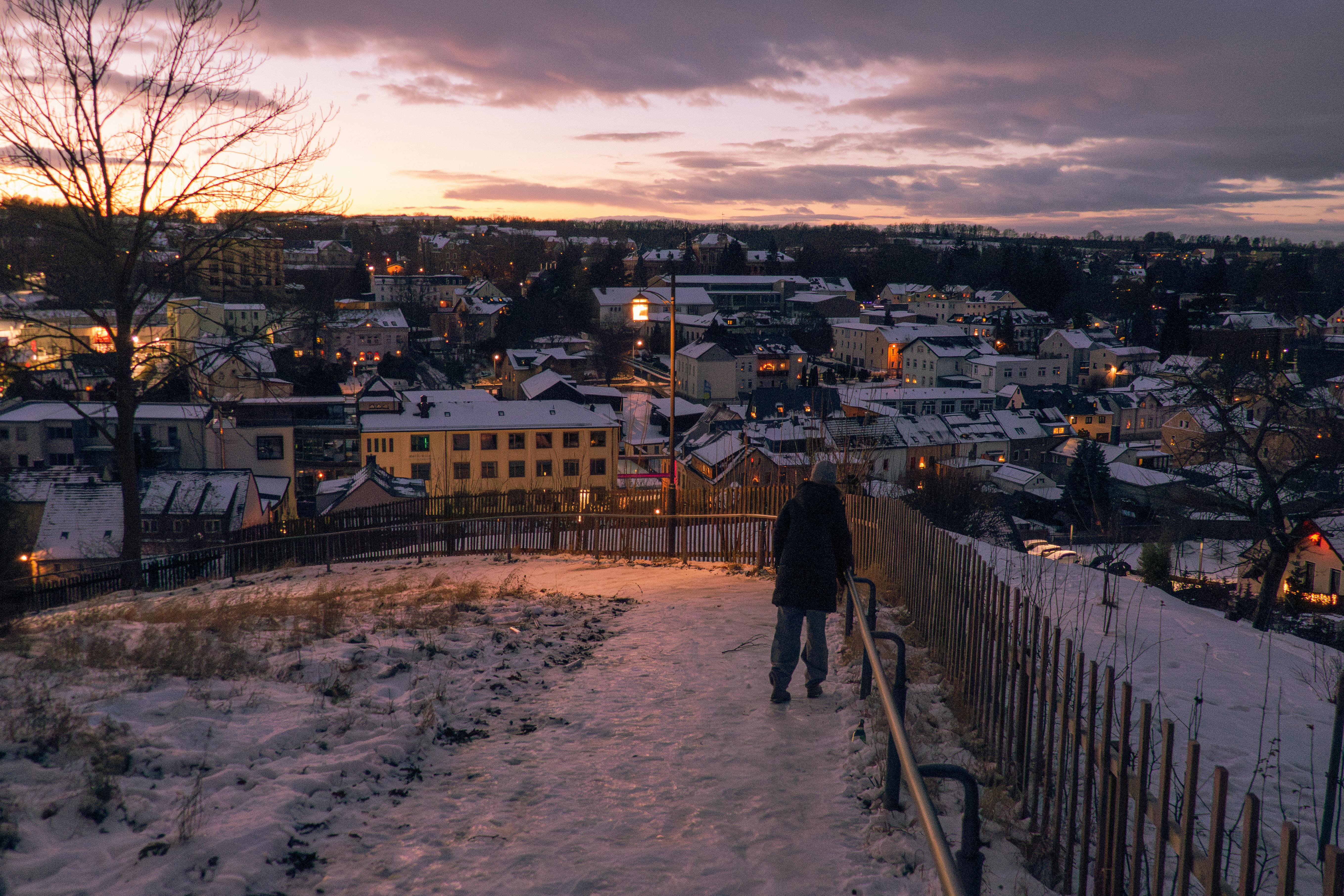 冬日傍晚俯瞰白雪皑皑的小镇景色 · 免费素材图片