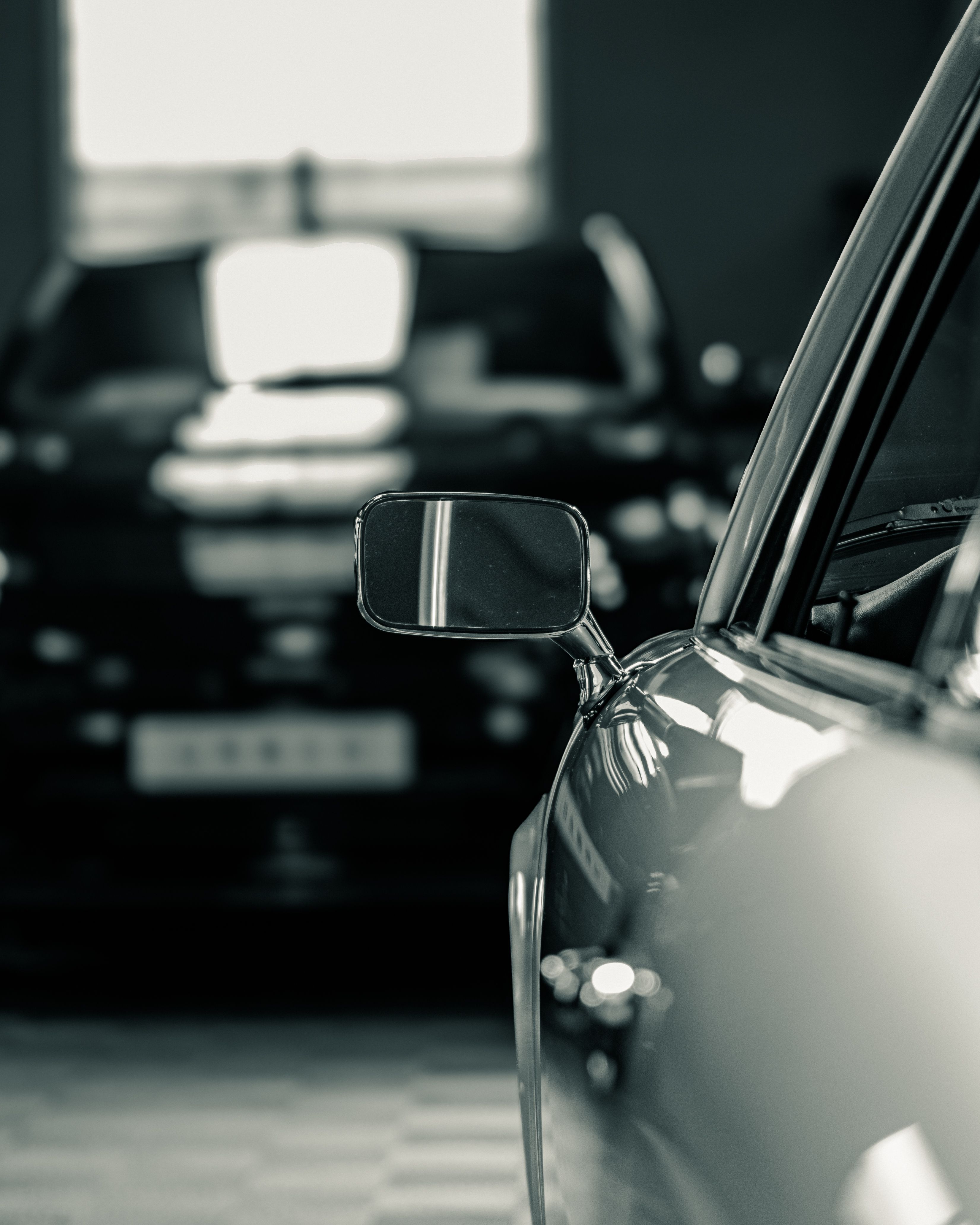 Classic Car Elegance in Monochrome · Free Stock Photo