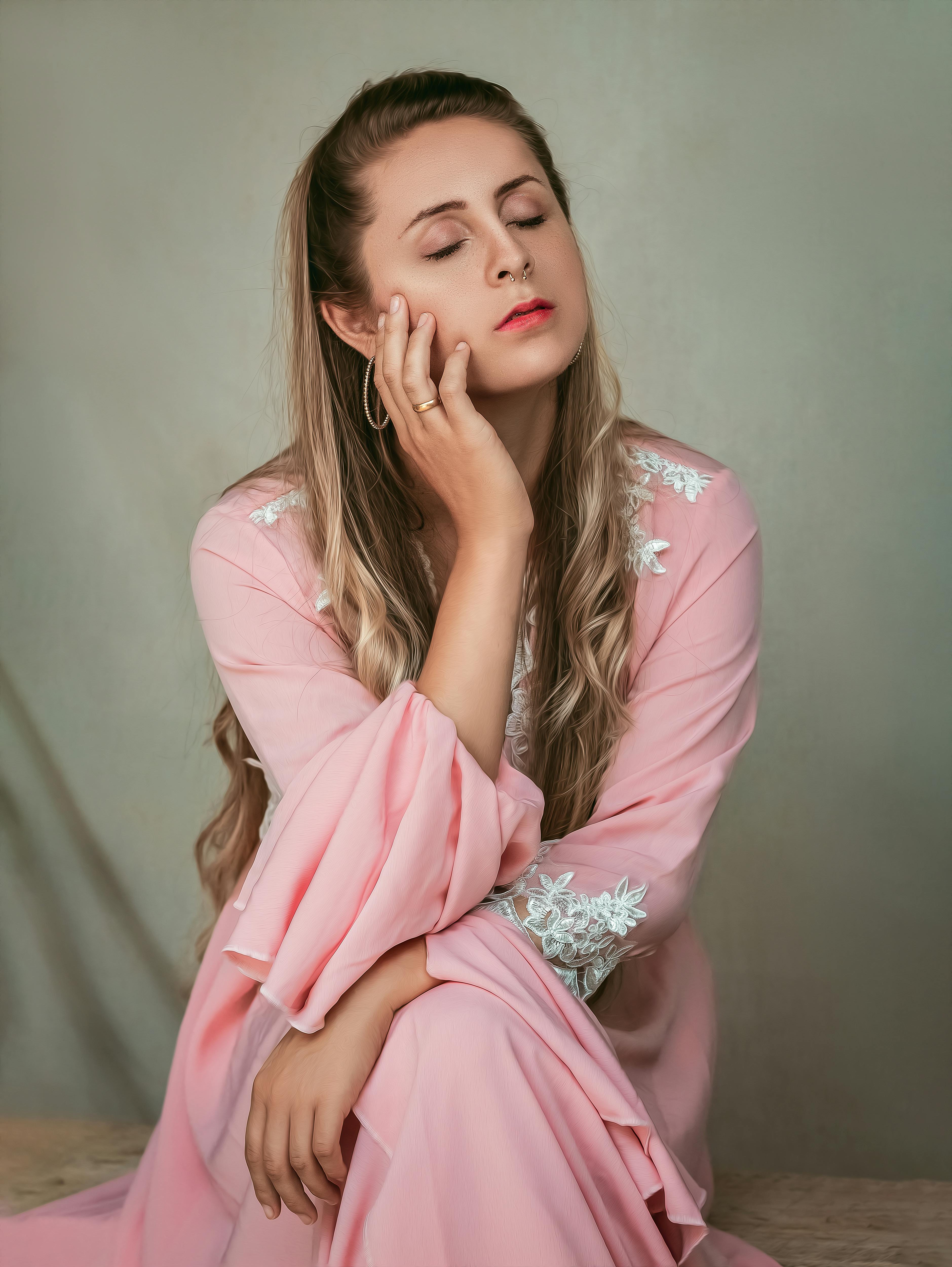 Femme En Tenue Rose · Photo gratuite