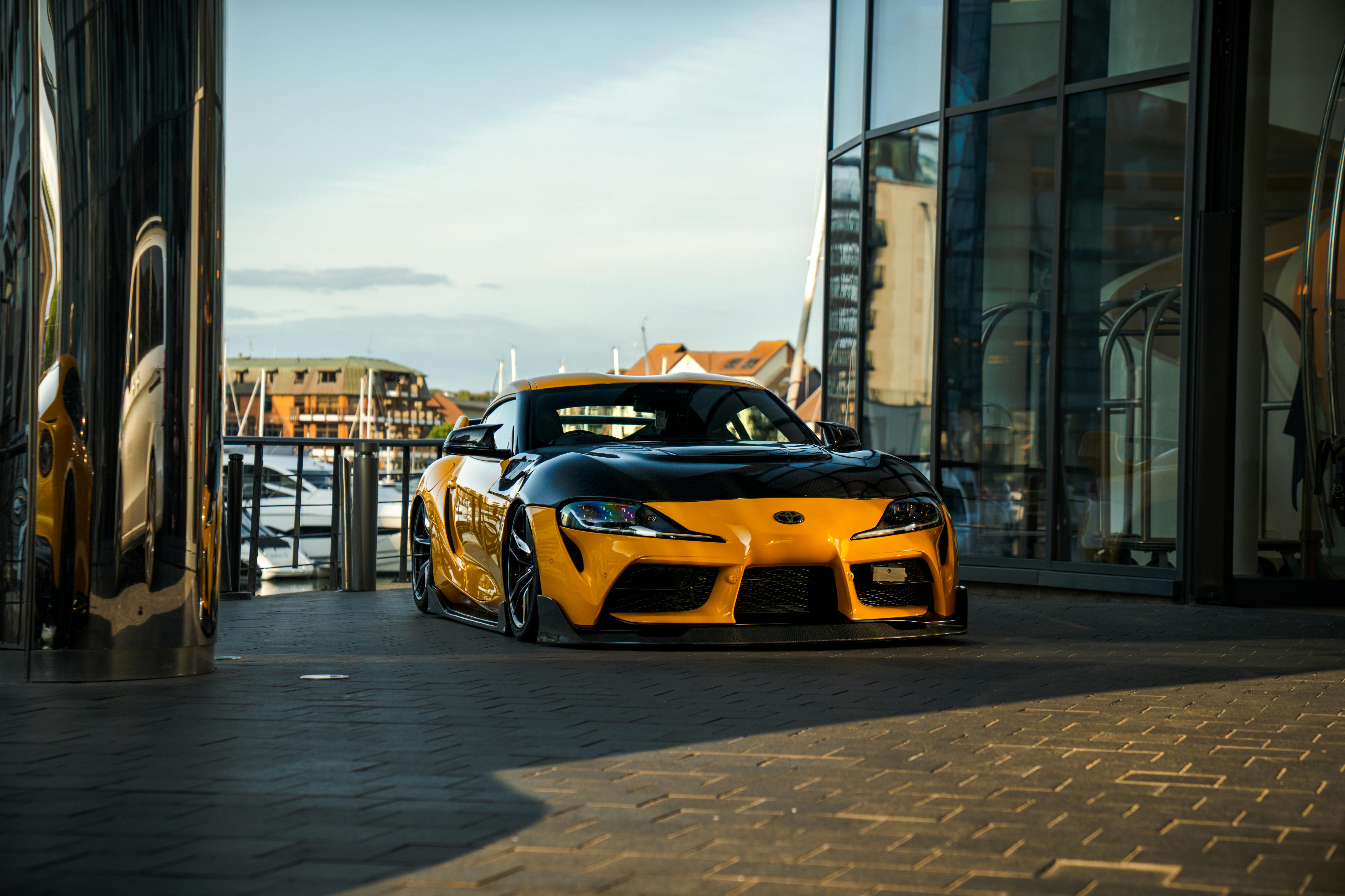 Toyota Supra Amarillo Al Atardecer En Southampton · Foto de stock gratuita