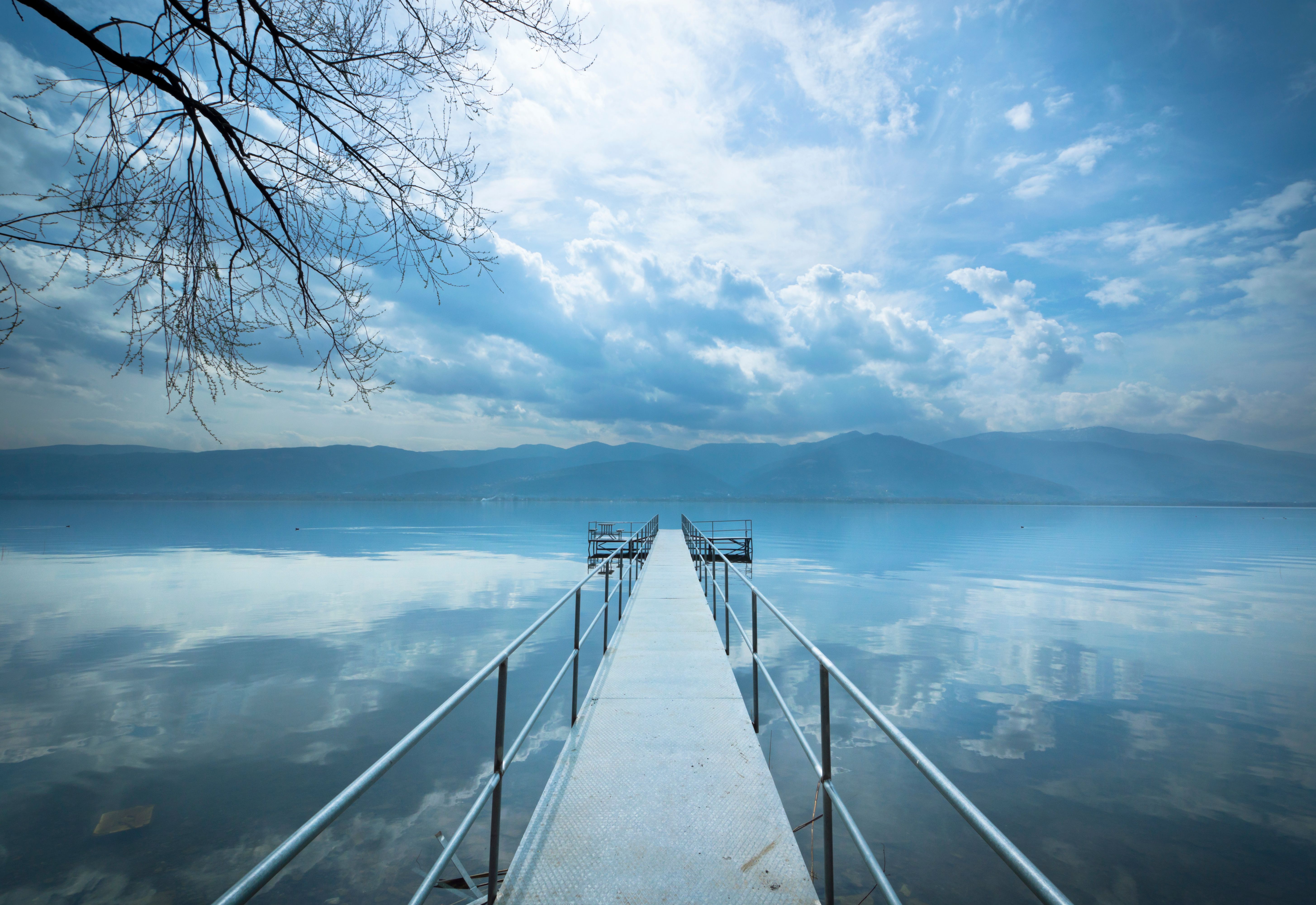 Vue Paisible Sur Le Lac Et La Jetée Au Lever Du Soleil · Photo gratuite