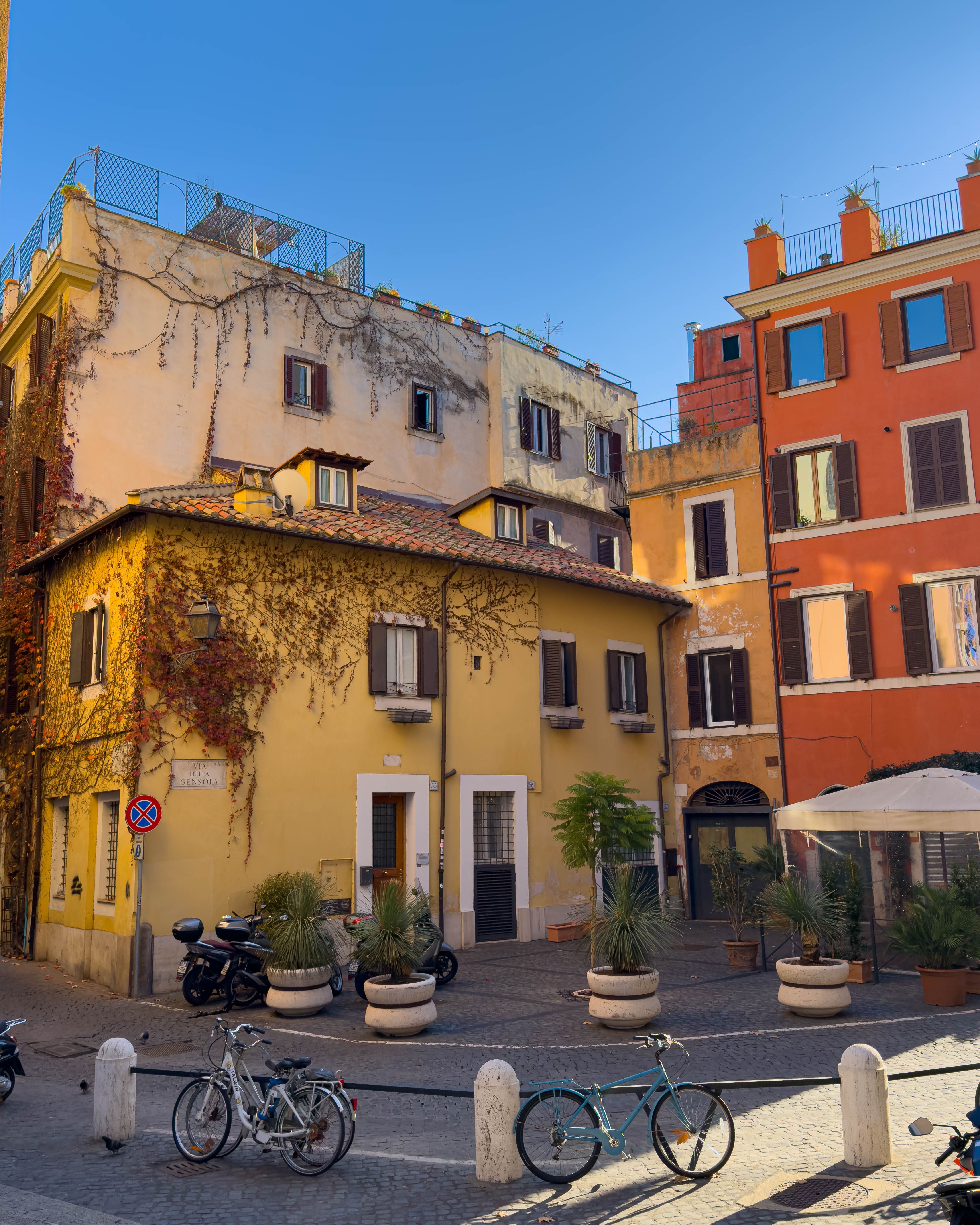 Charming Italian Architecture in Sunlit Square · Free Stock Photo