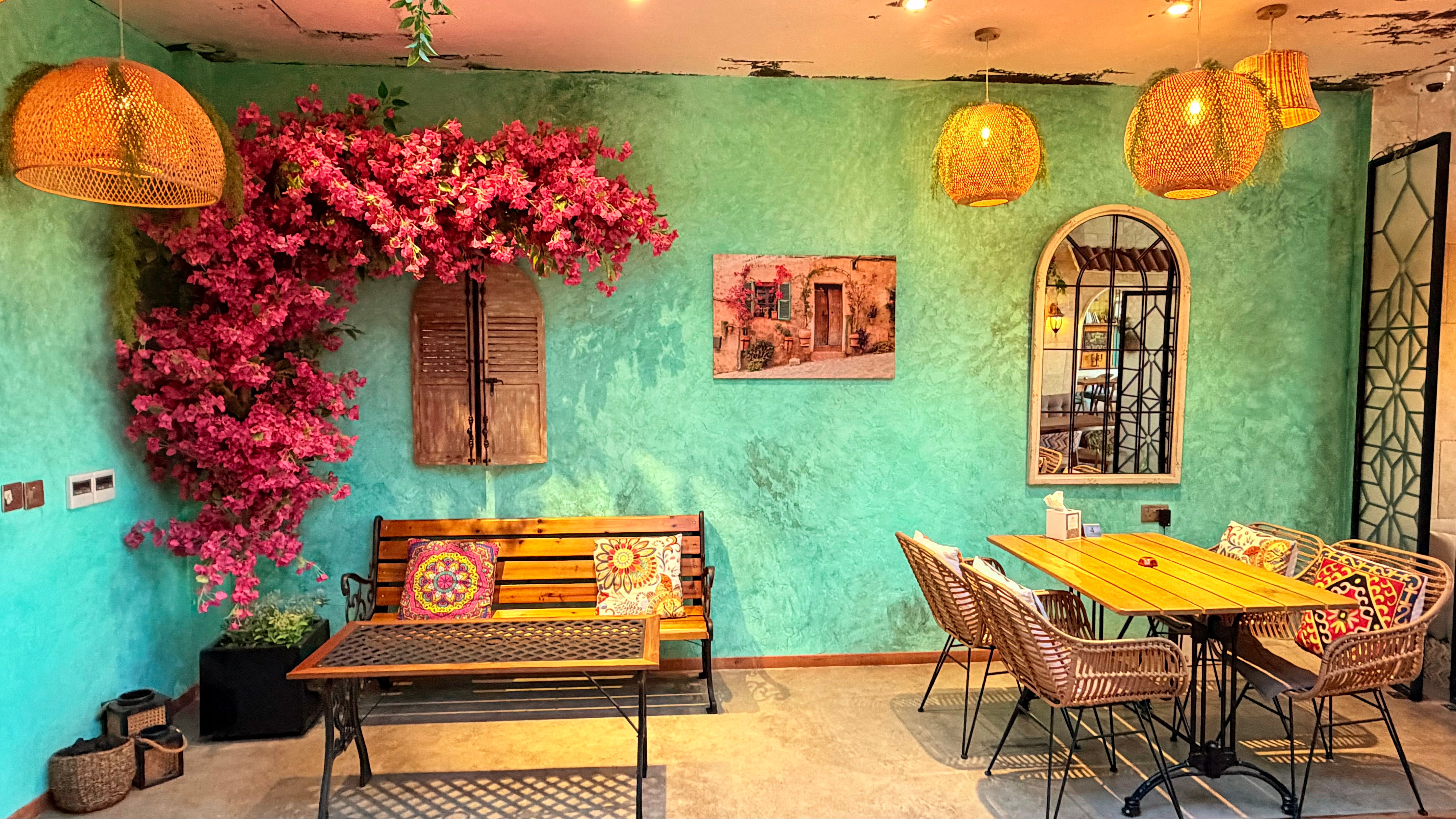 Cozy Indoor Cafe with Rustic Decor and Floral Accents · Free Stock Photo