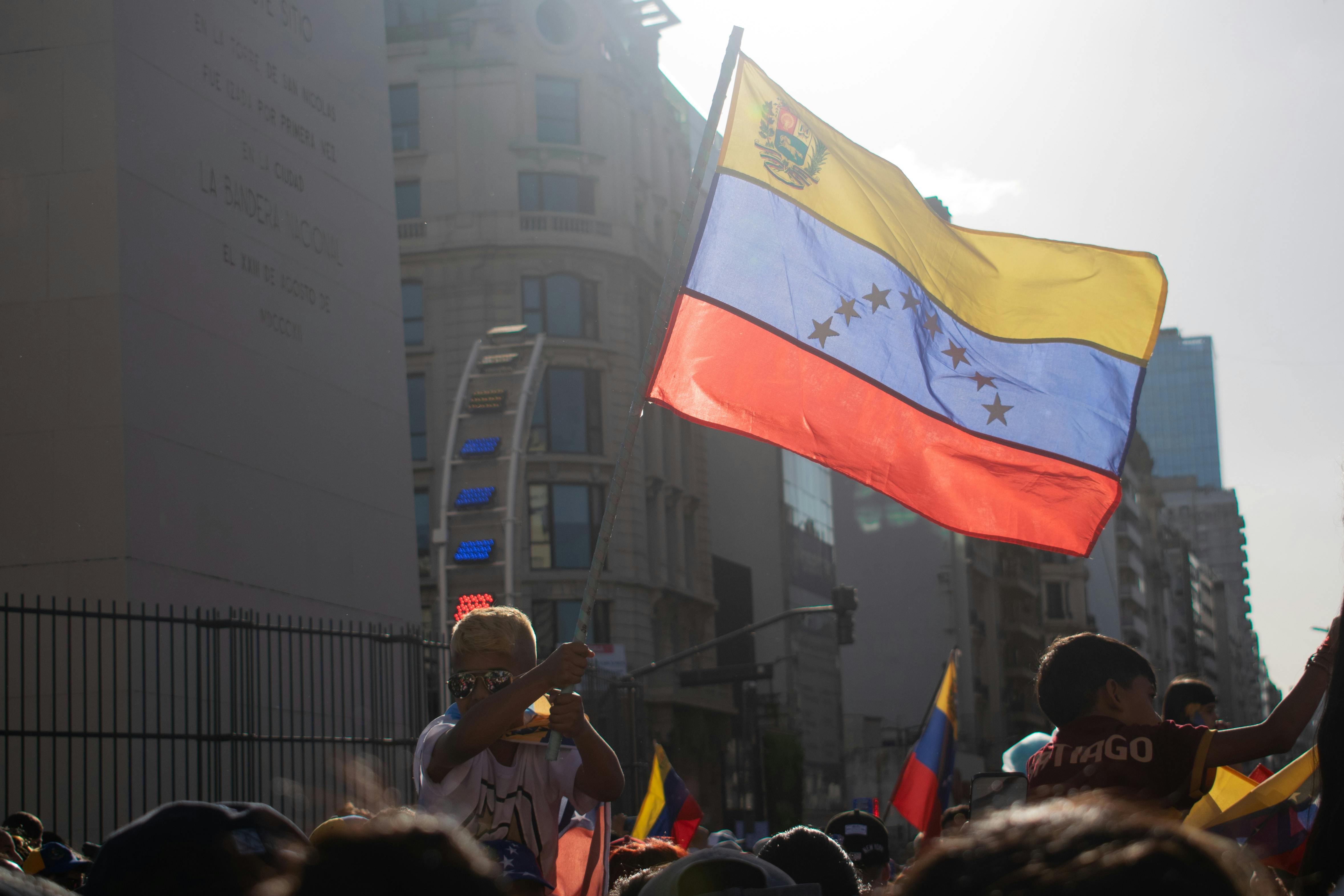 Bandera Venezolana Ondeando En Una Protesta En Una Calle De La Ciudad ...
