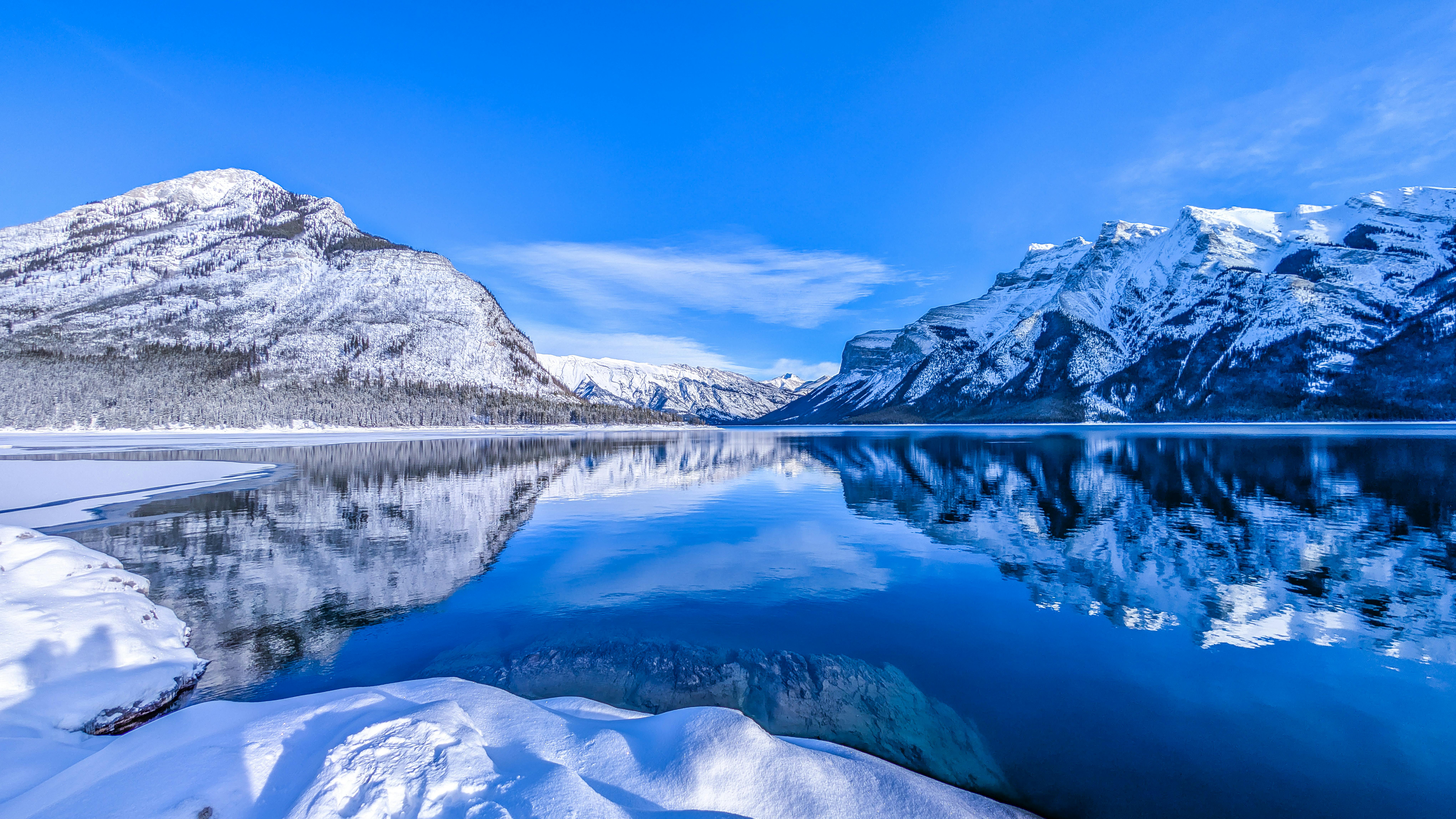 Impresionante Paisaje Invernal En El Lago Minnewanka, Alberta · Foto de ...
