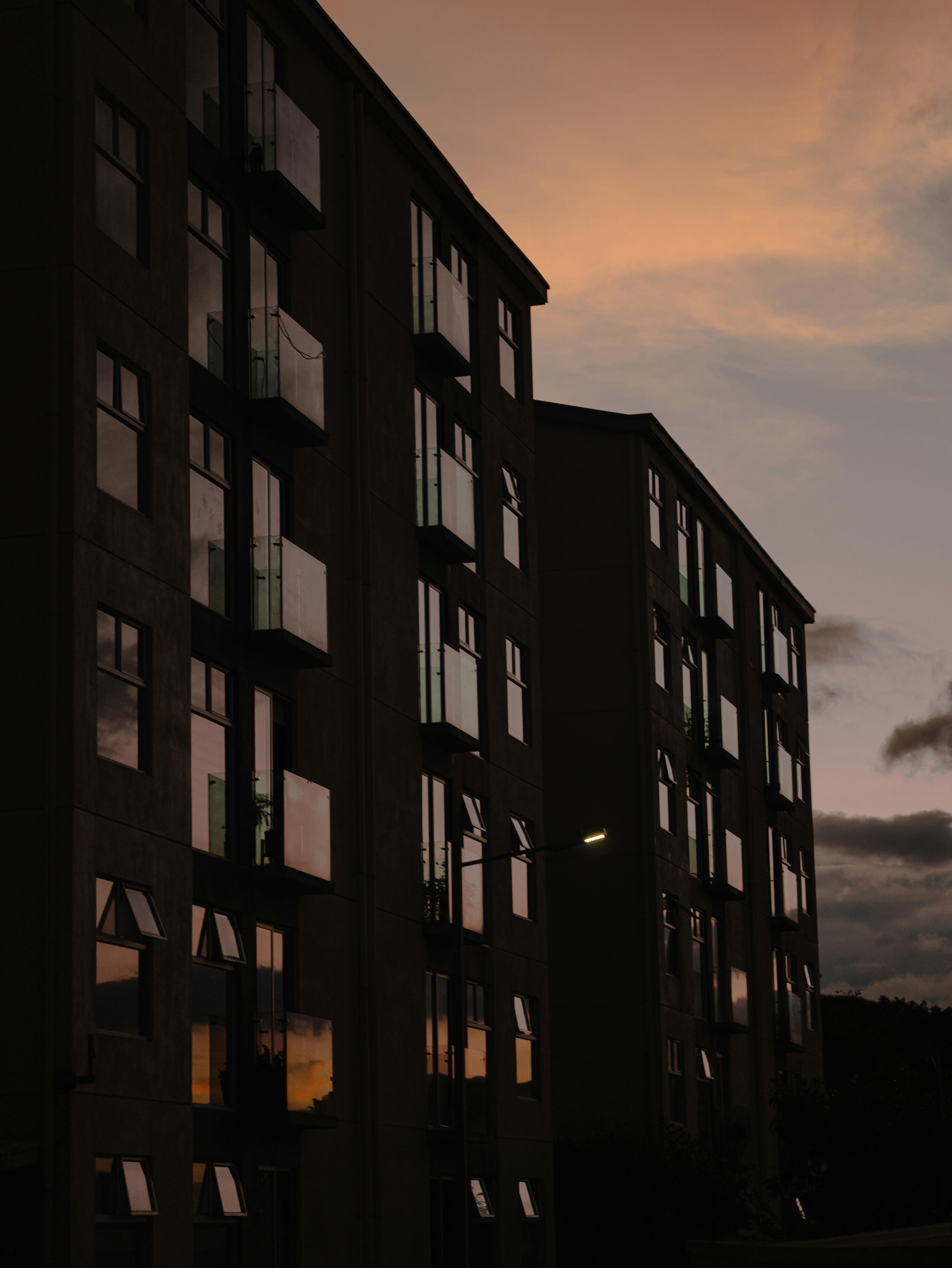 Modern Apartments at Sunset with Reflective Windows · Free Stock Photo