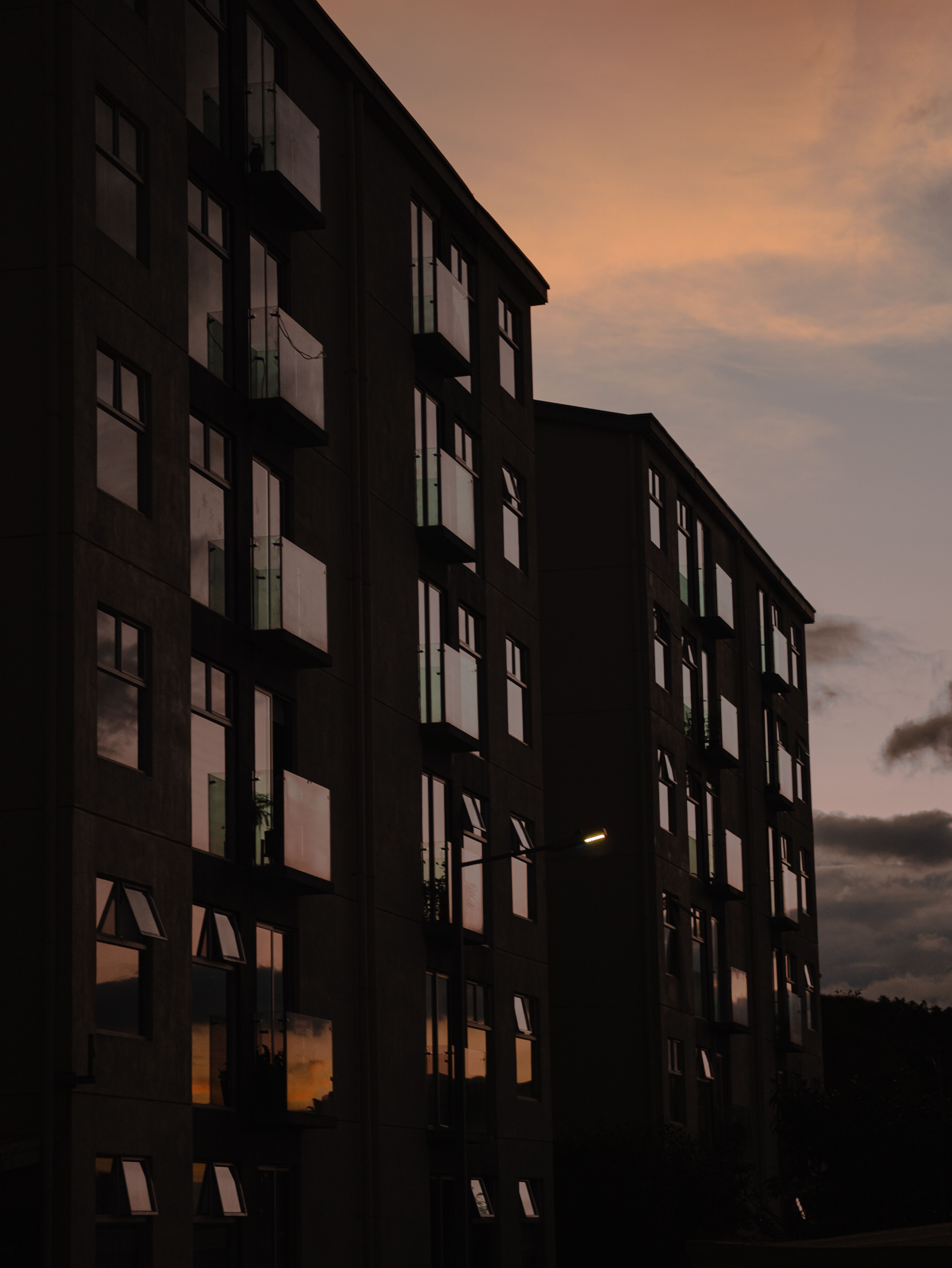 Modern Apartments at Sunset with Reflective Windows · Free Stock Photo