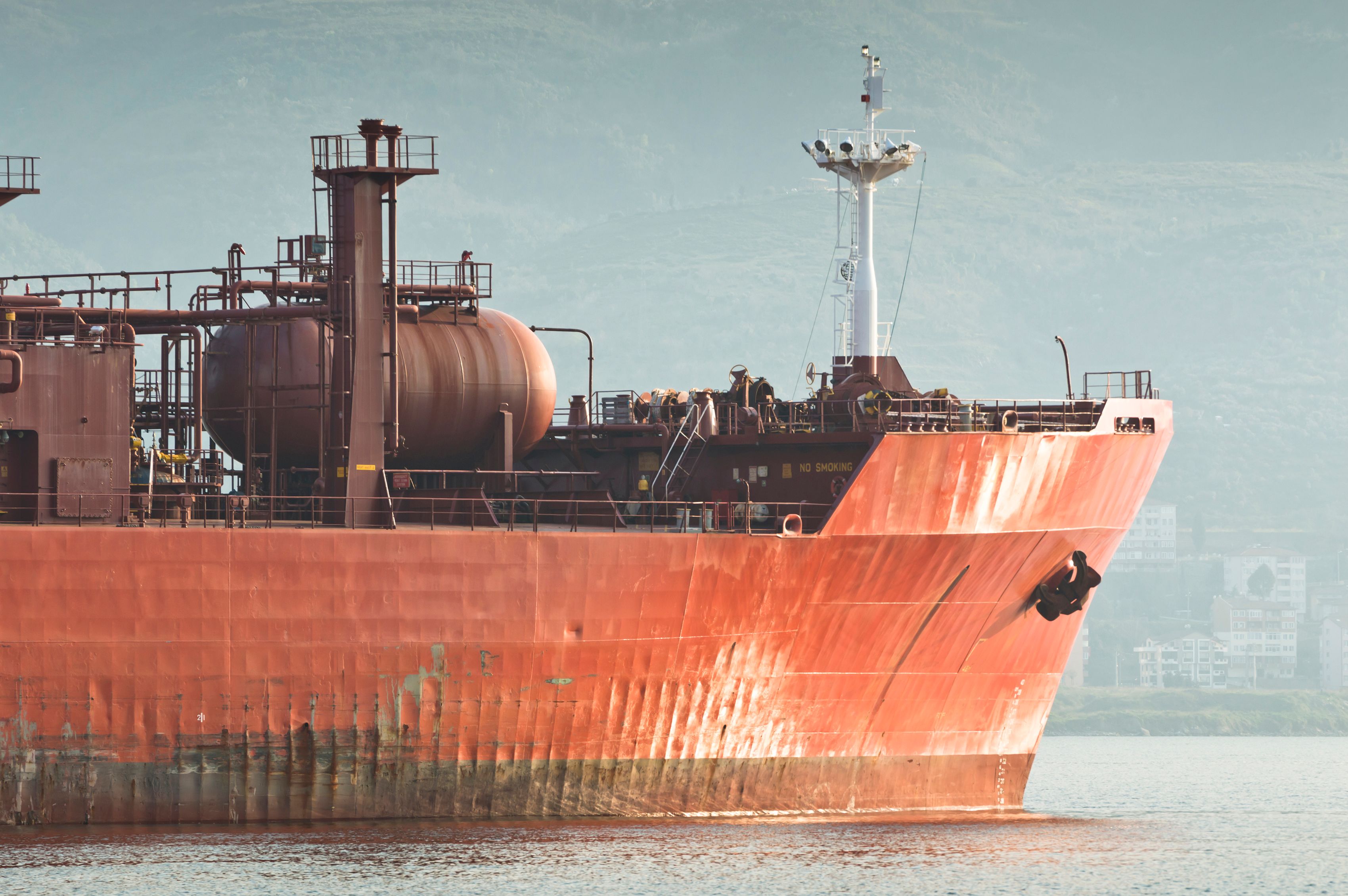 Navio Industrial Enferrujado à Beira Mar · Foto profissional gratuita