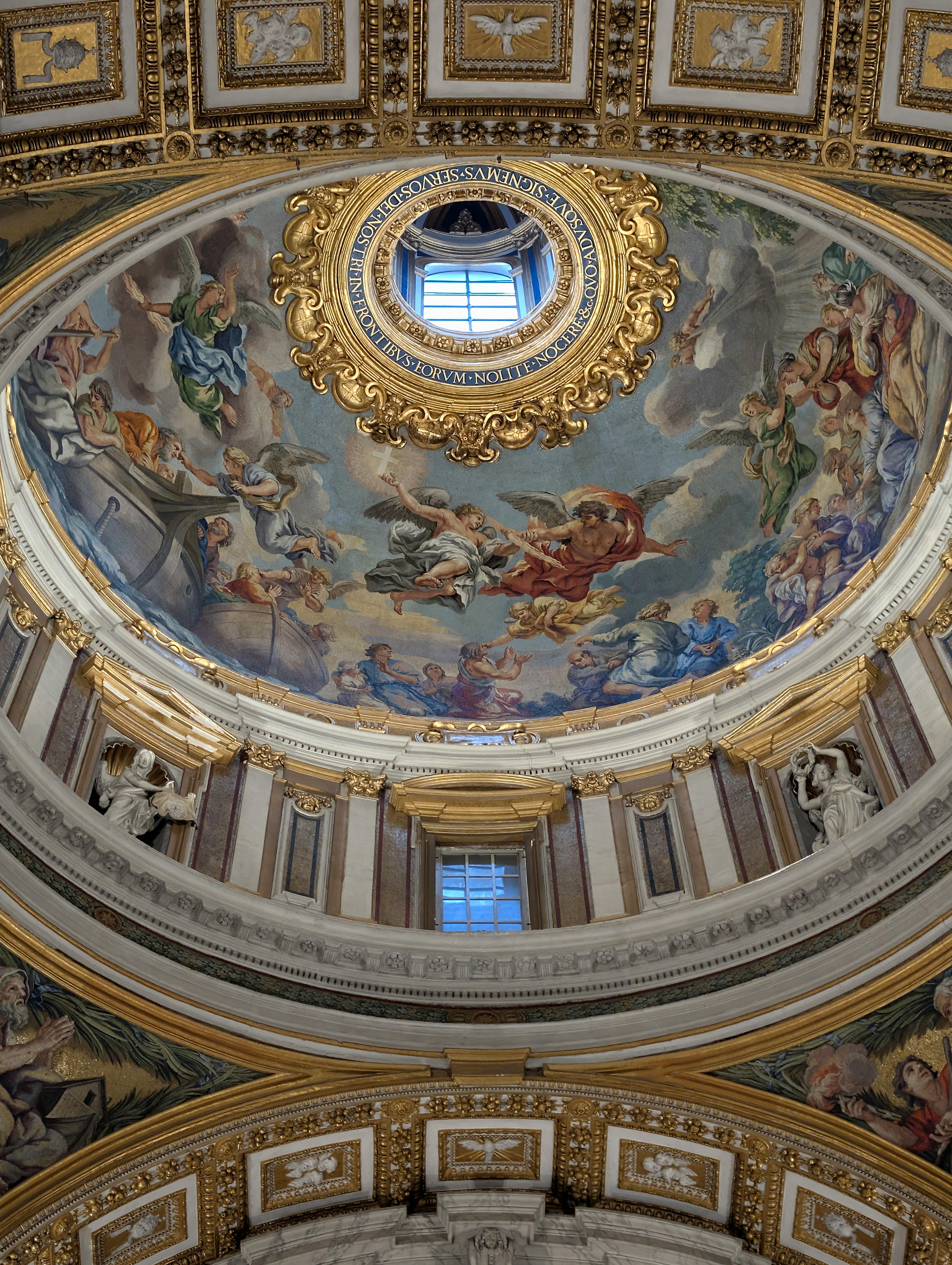 Fresco Intrincado En El Techo De La Cúpula De Una Iglesia Barroca ...