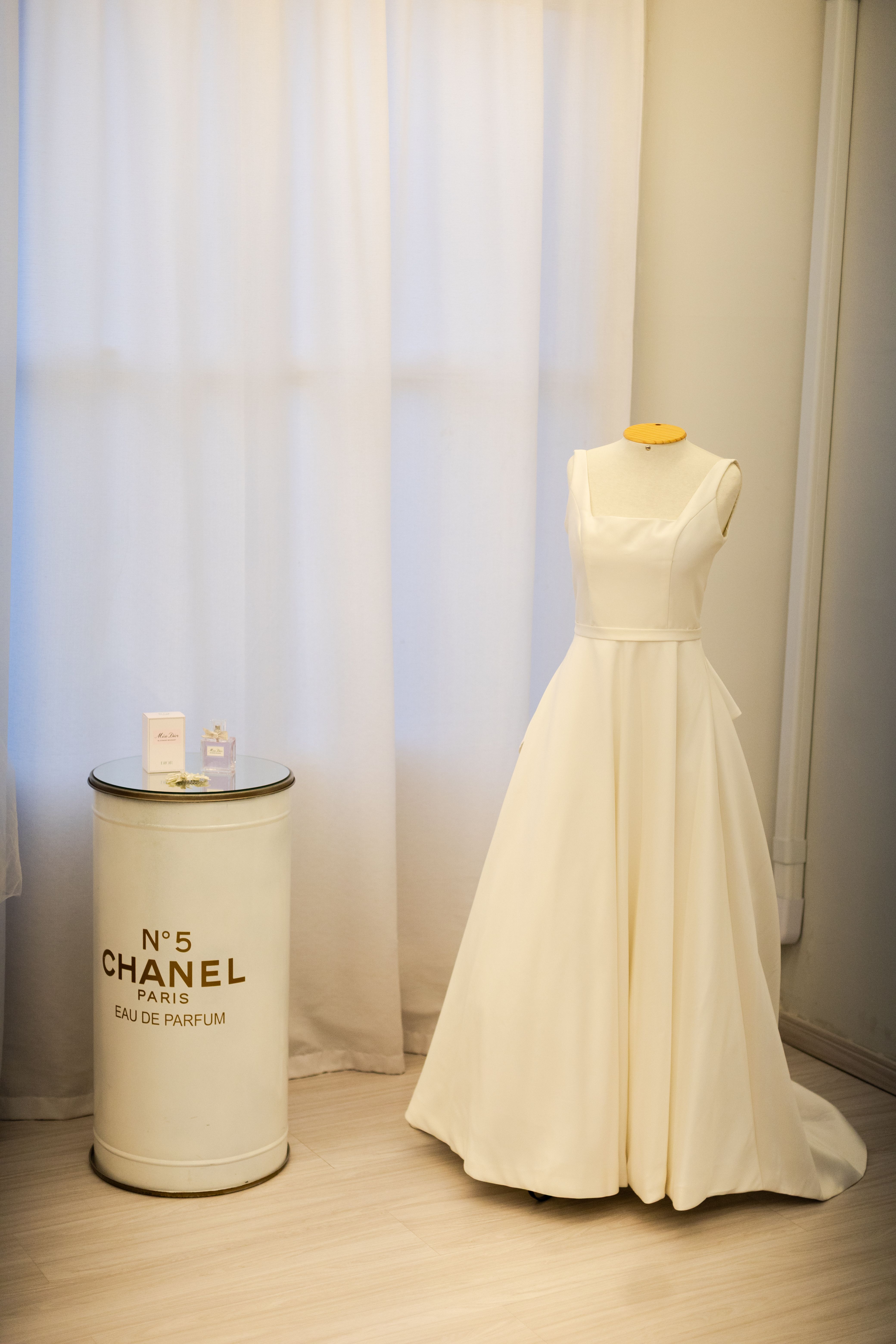 Elegant Bridal Gown Display in São Paulo Boutique · Free Stock Photo