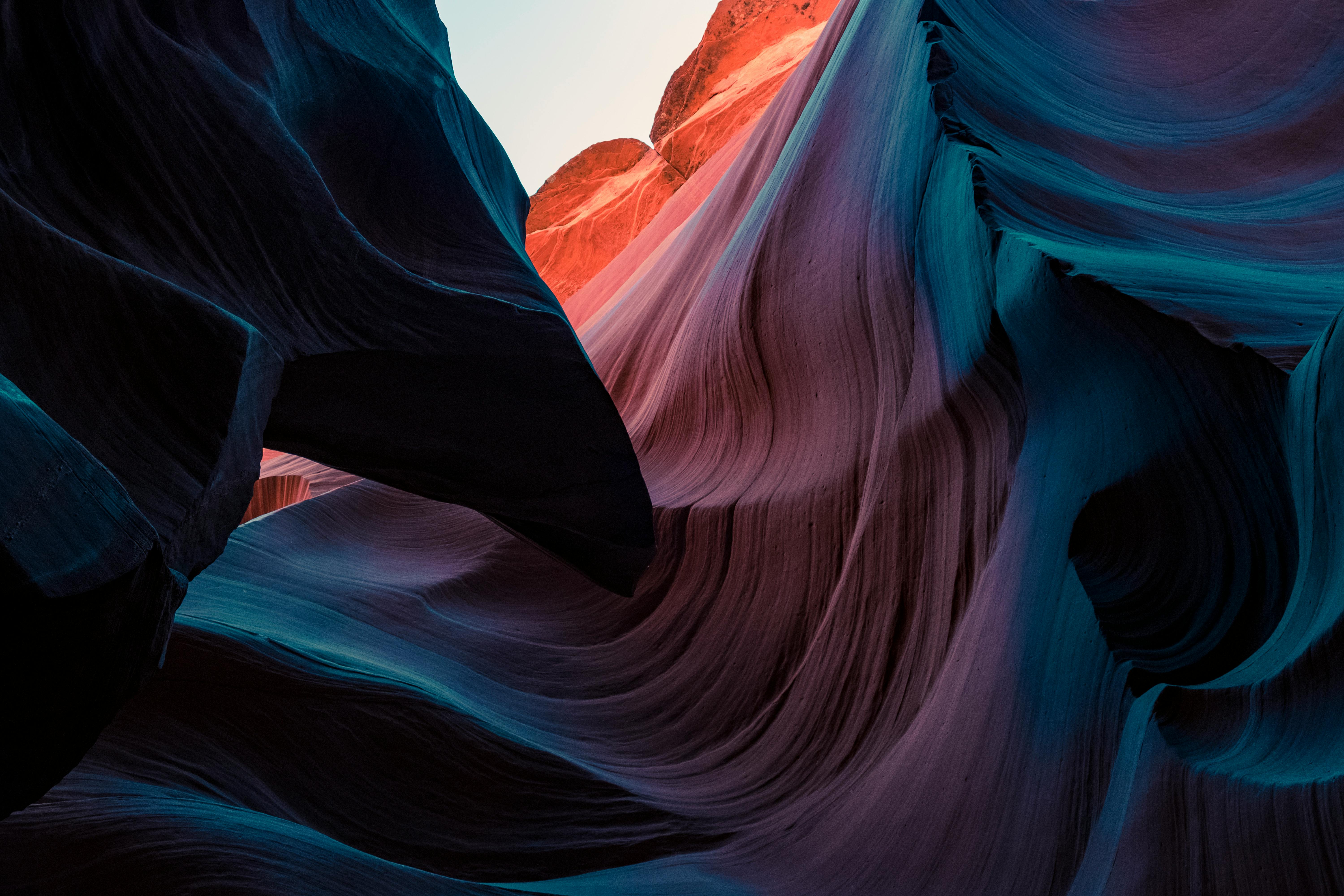 Les Courbes Saisissantes D'antelope Canyon Au Coucher Du Soleil · Photo ...