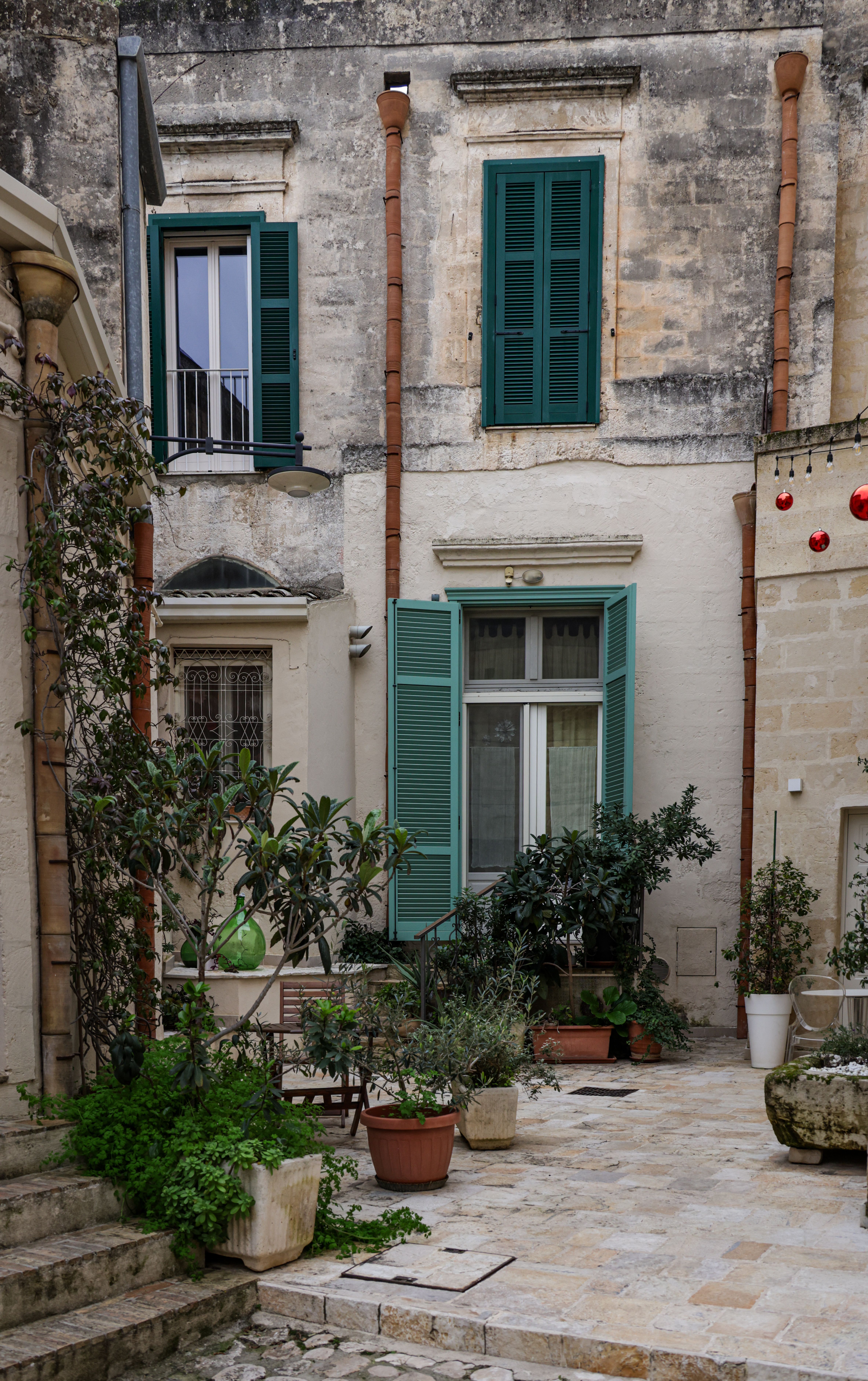 Charming Italian Courtyard with Rustic Architecture · Free Stock Photo