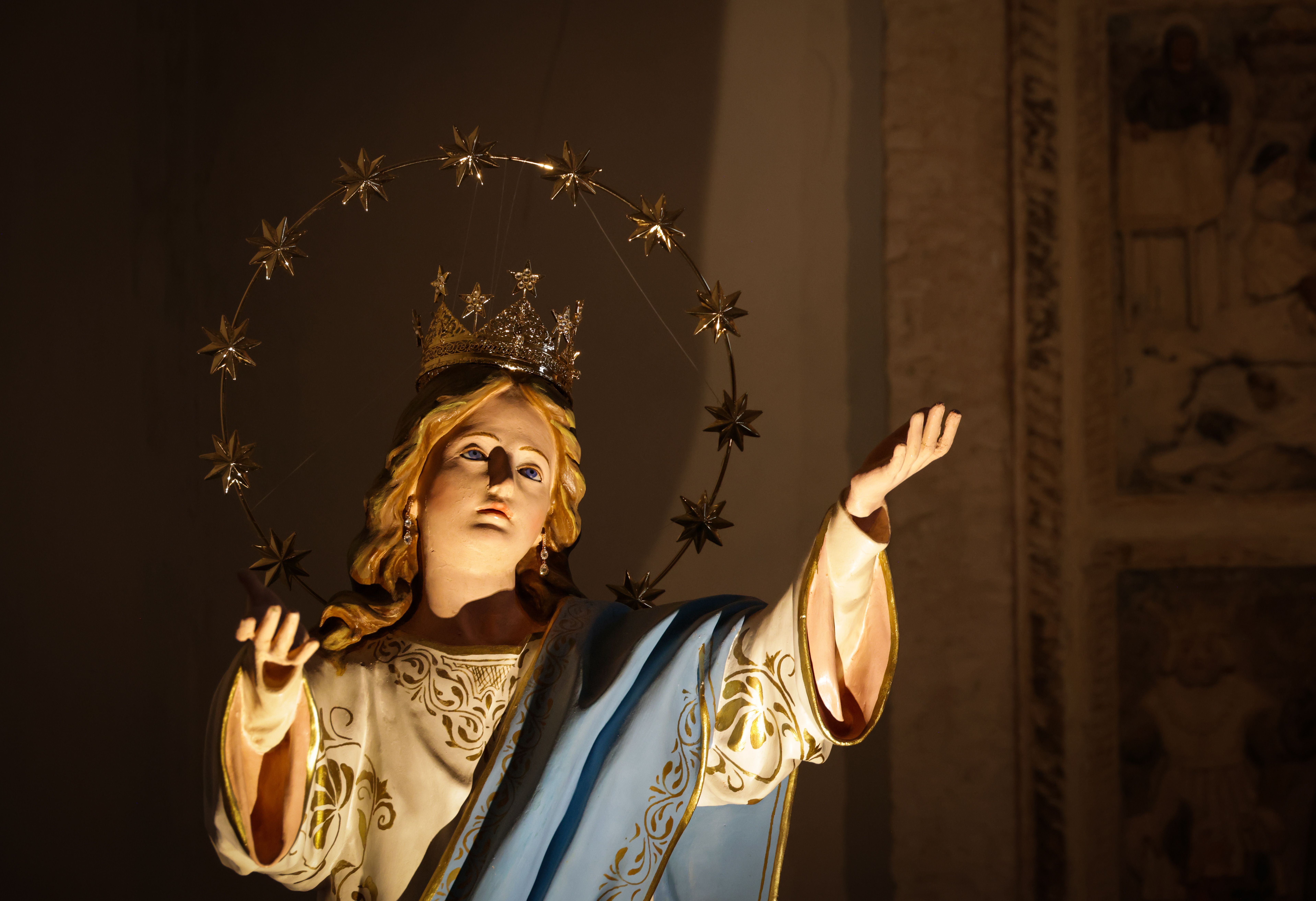 Illuminated Religious Statue with Star Halo · Free Stock Photo