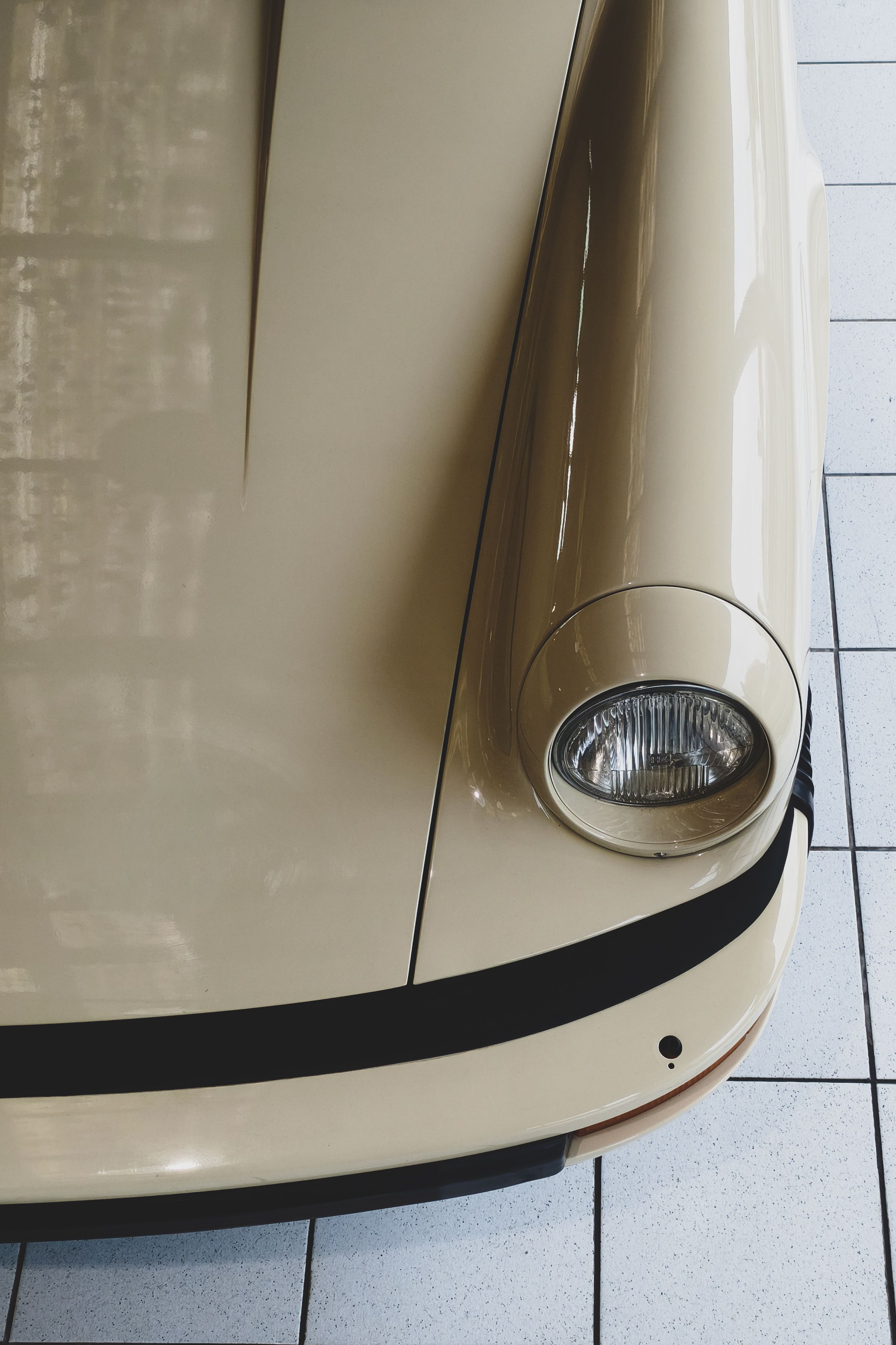 Classic Beige Sports Car Headlight Close-Up · Free Stock Photo