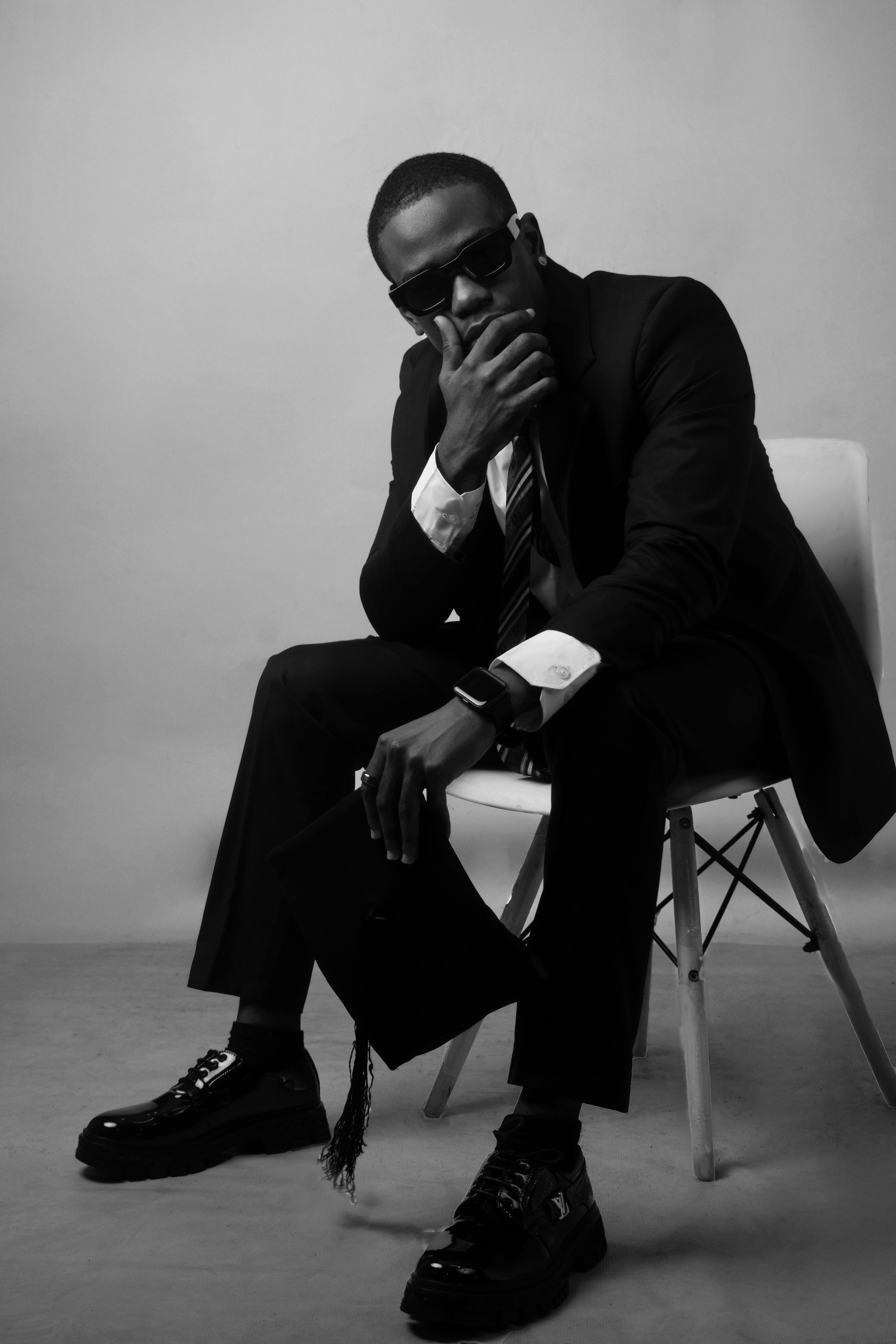 Hombre Elegante Con Traje Y Gafas De Sol Sentado En El Interior · Foto ...