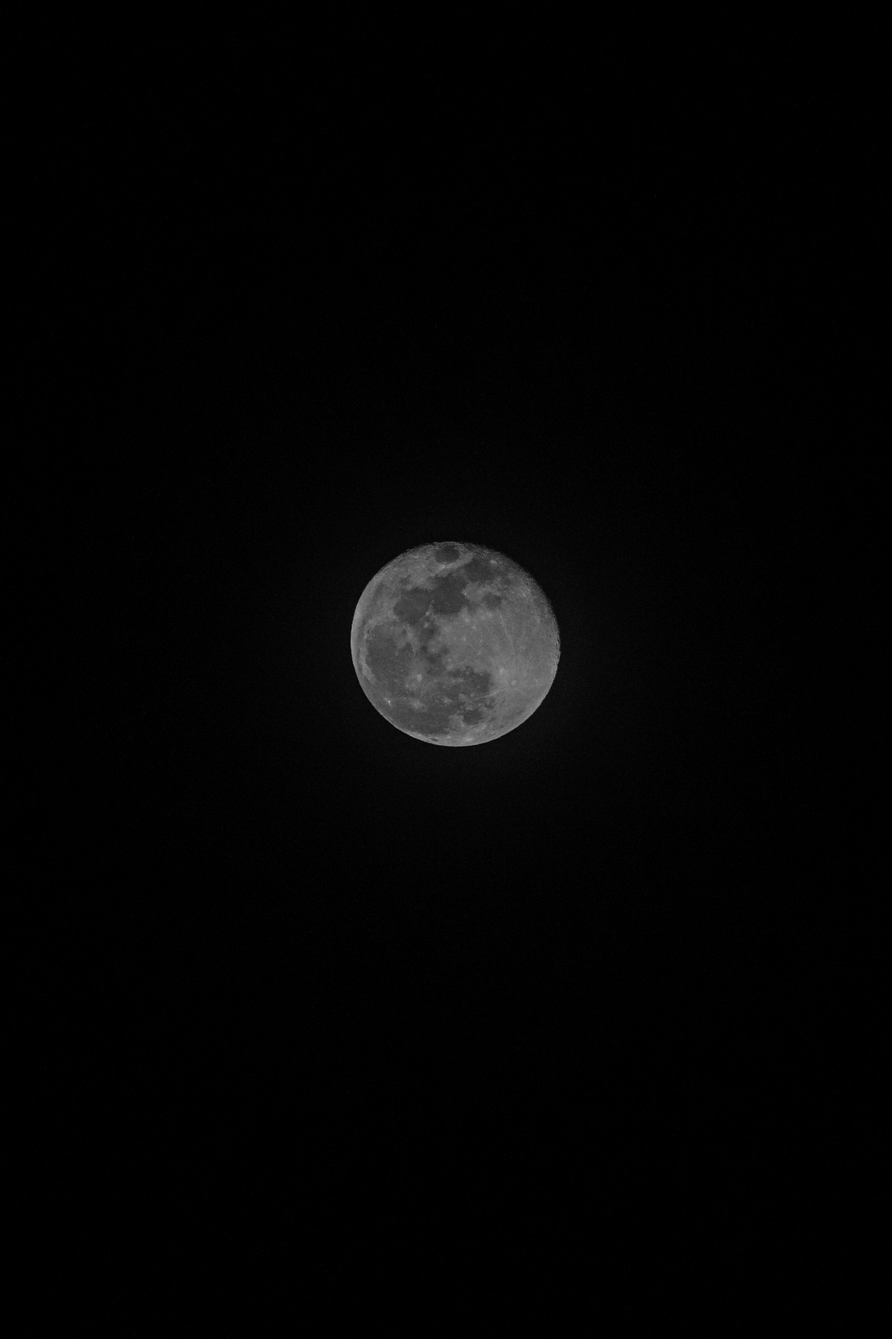 Foto Bulan Purnama Hitam Putih Yang Memukau · Foto Stok Gratis