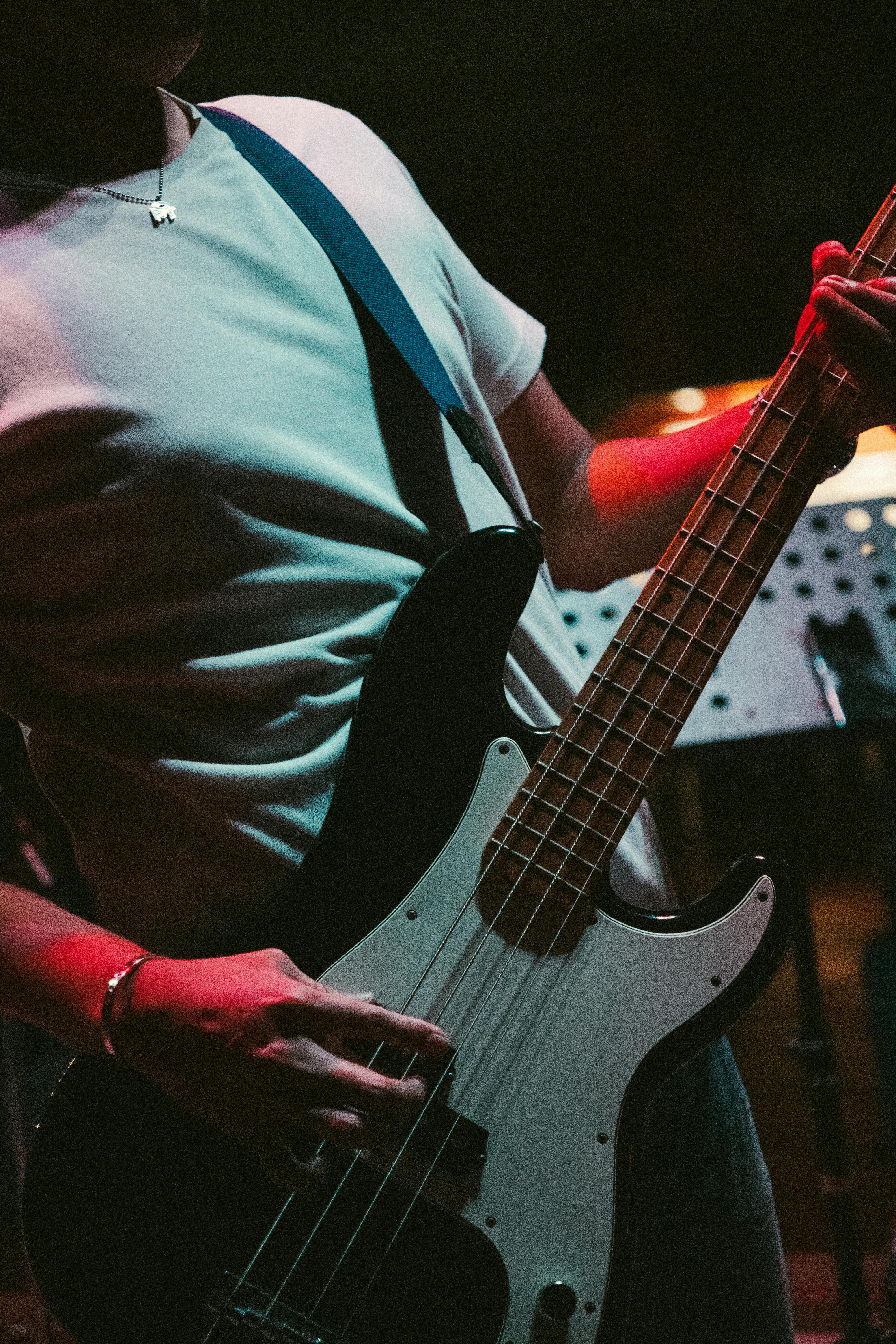 Baixista Em Apresentação Ao Vivo Em Concerto · Foto profissional gratuita