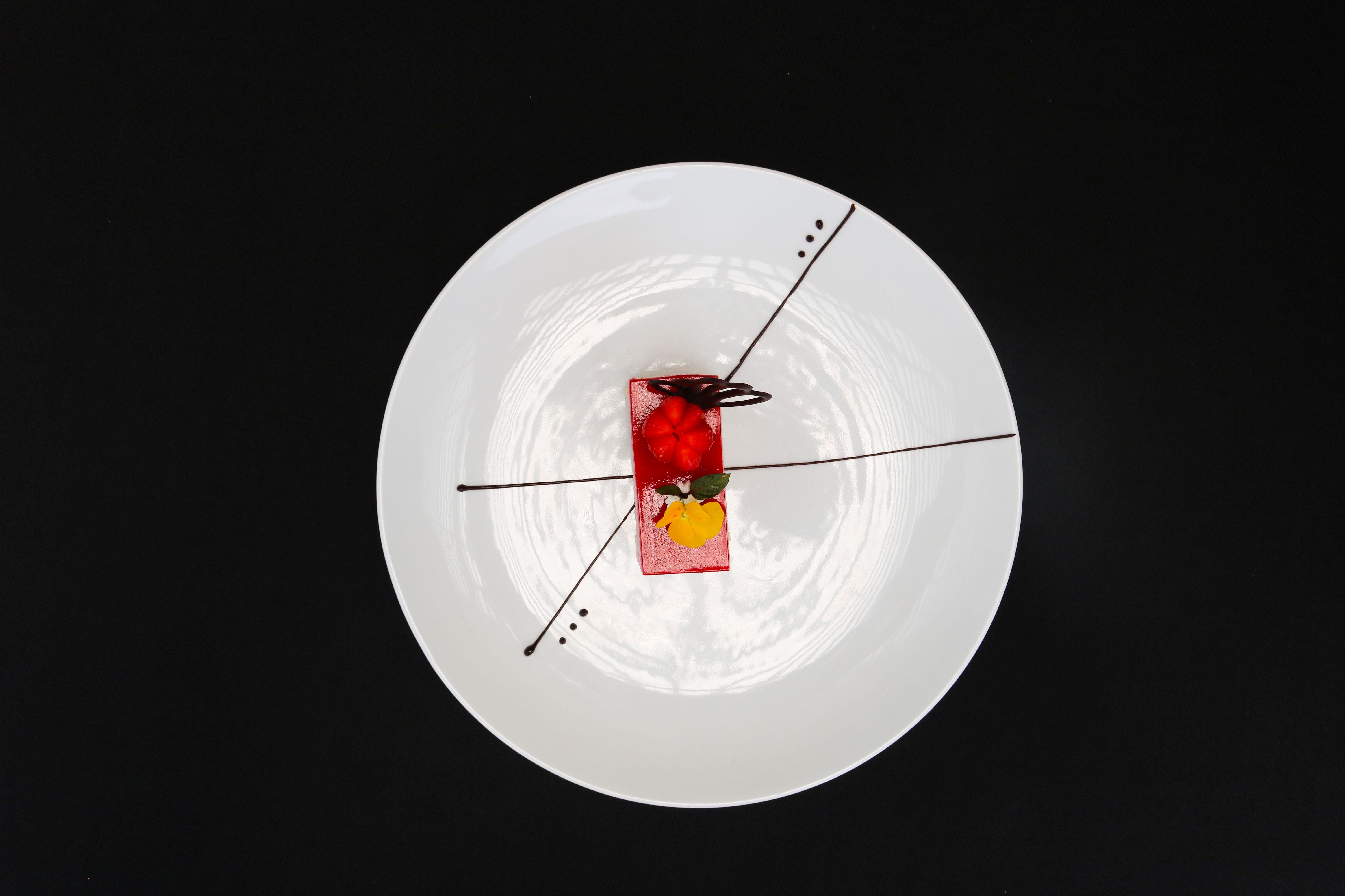 Elegant Dessert Plating with Artistic Presentation · Free Stock Photo
