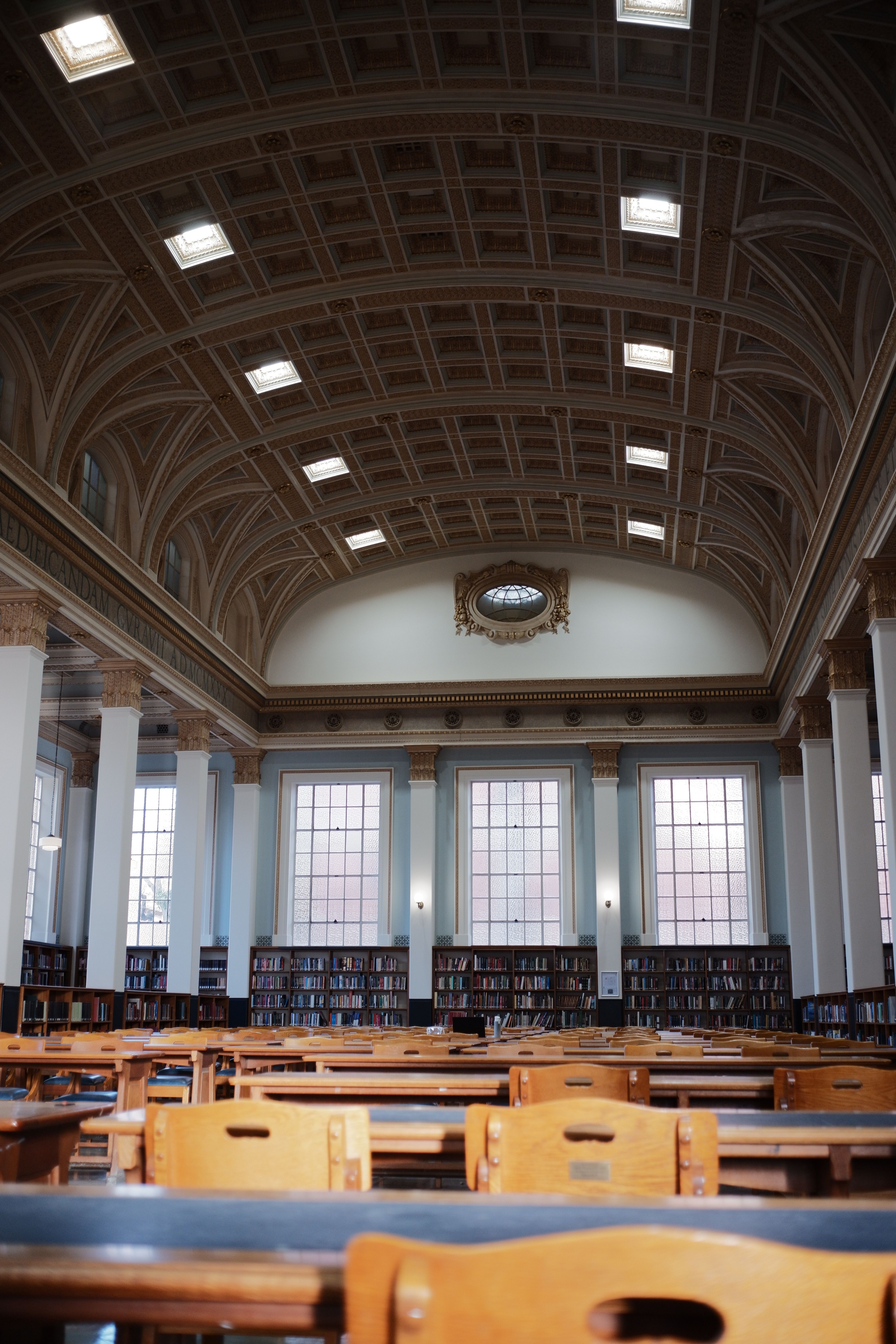 Grand Library Interior with Vaulted Ceiling · Free Stock Photo