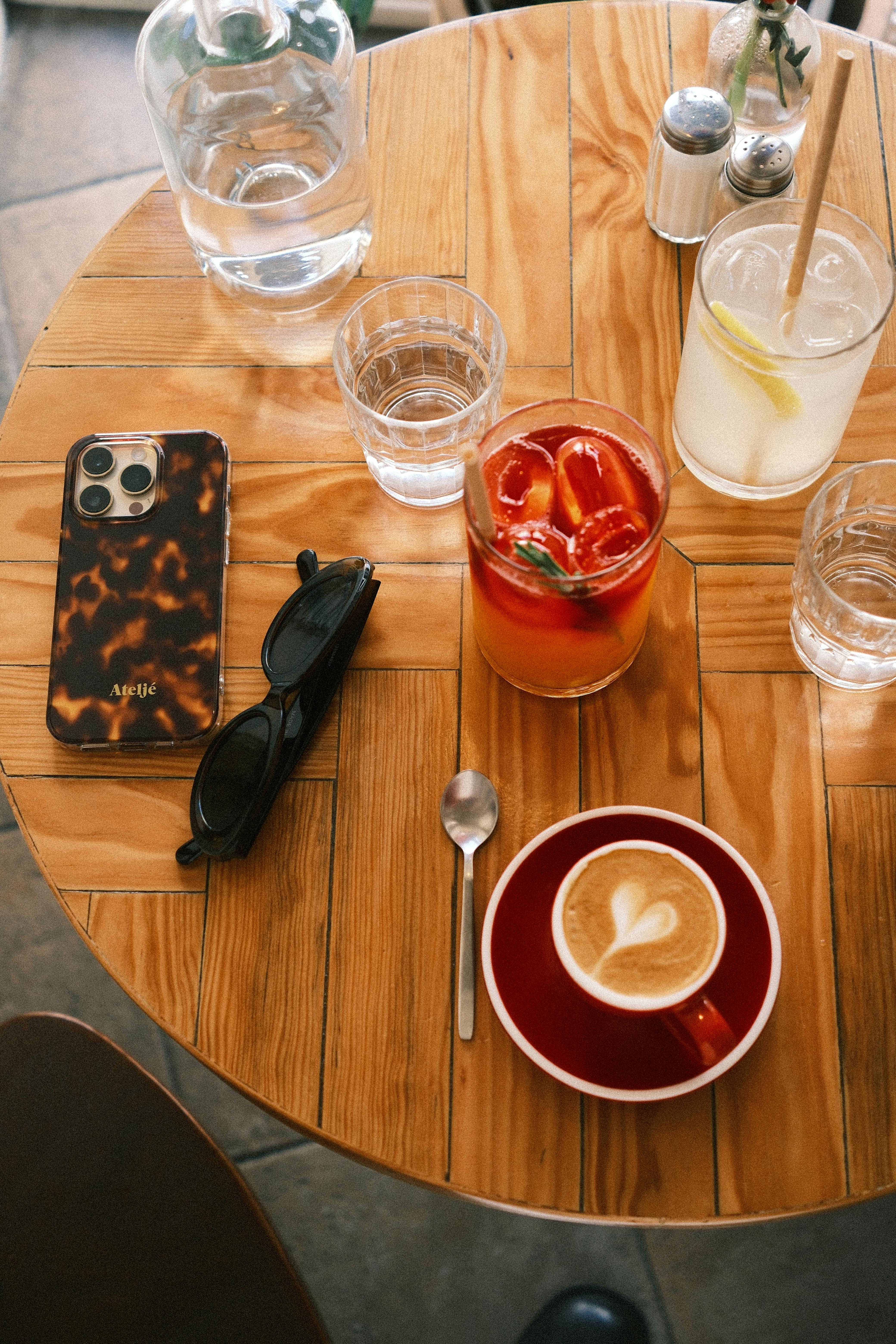 Mesa De Café Elegante Com Bebidas E óculos De Sol. · Foto profissional ...