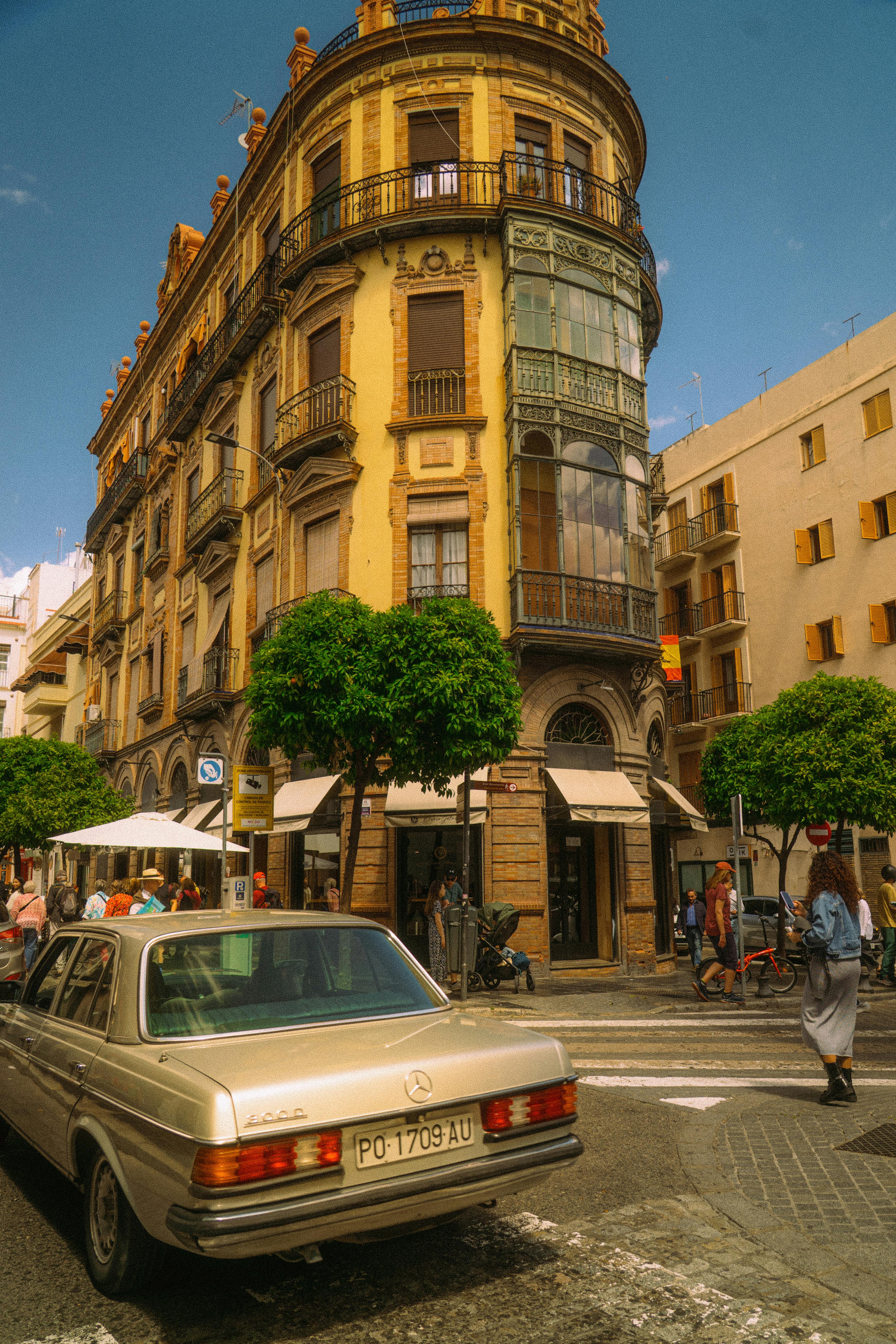 Charming Street Scene in Historic Seville · Free Stock Photo
