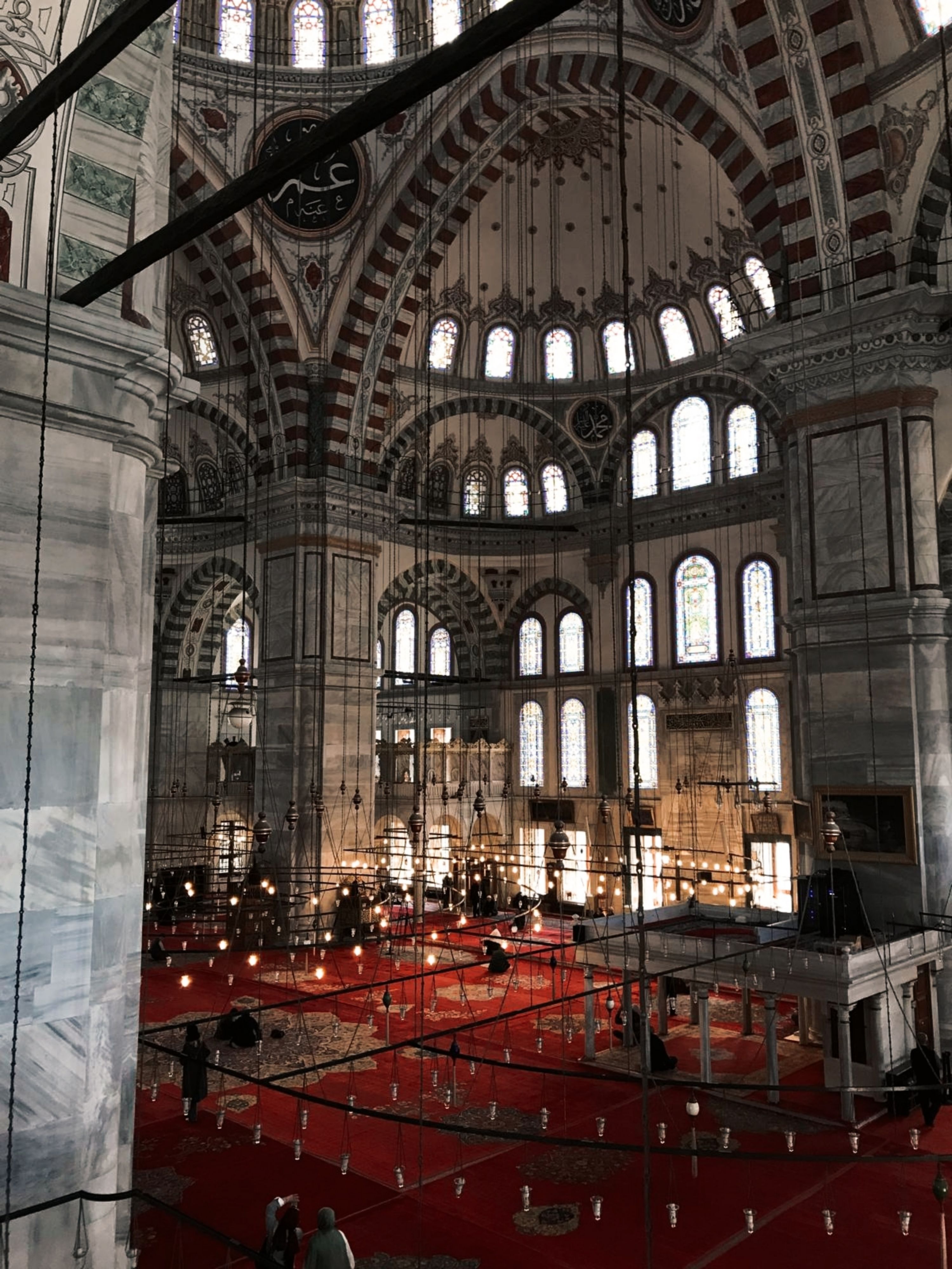 Interior of a Grand Mosque with Arched Ceilings · Free Stock Photo