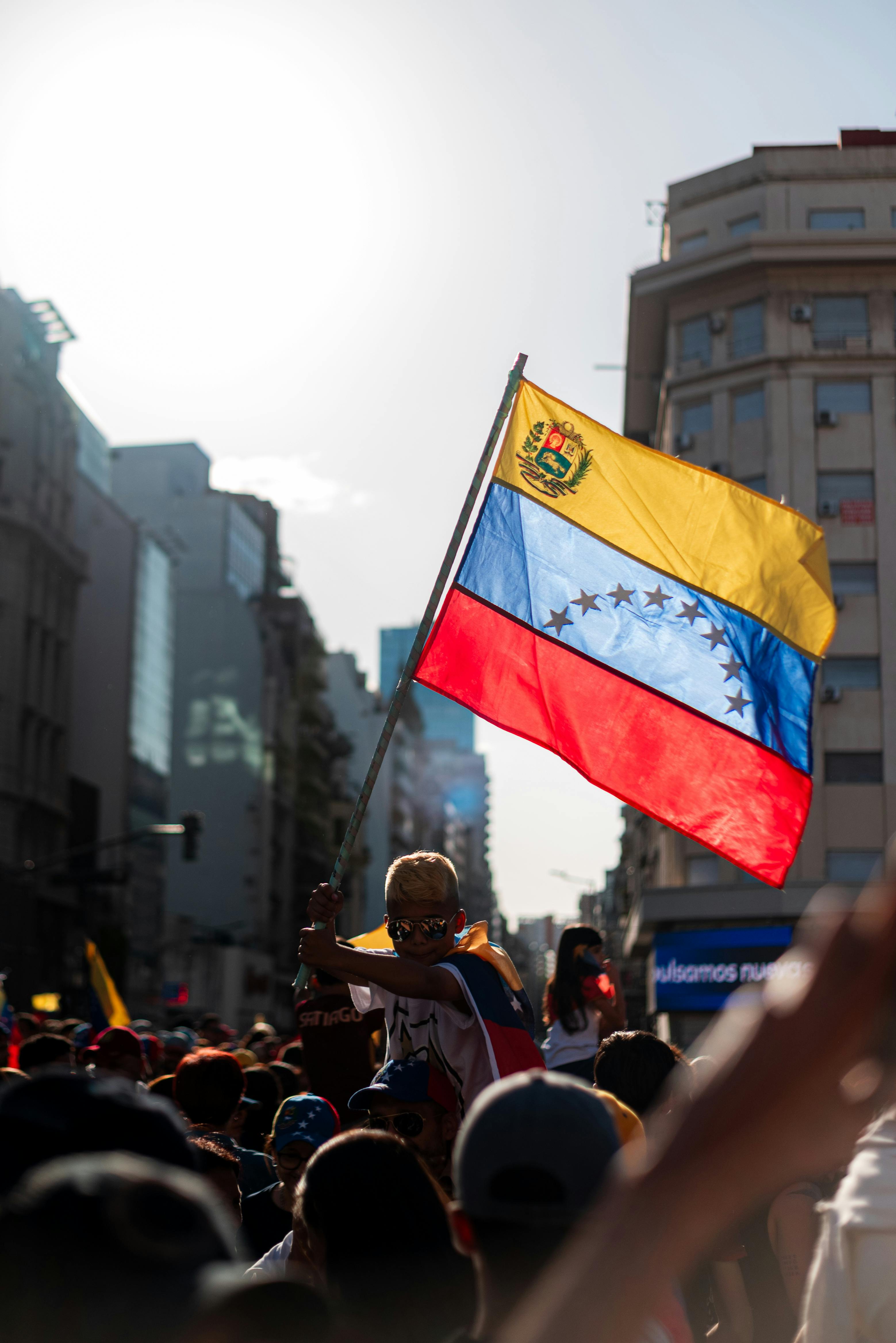 Bandera Venezolana Ondeando De Noche En Buenos Aires · Foto de stock ...