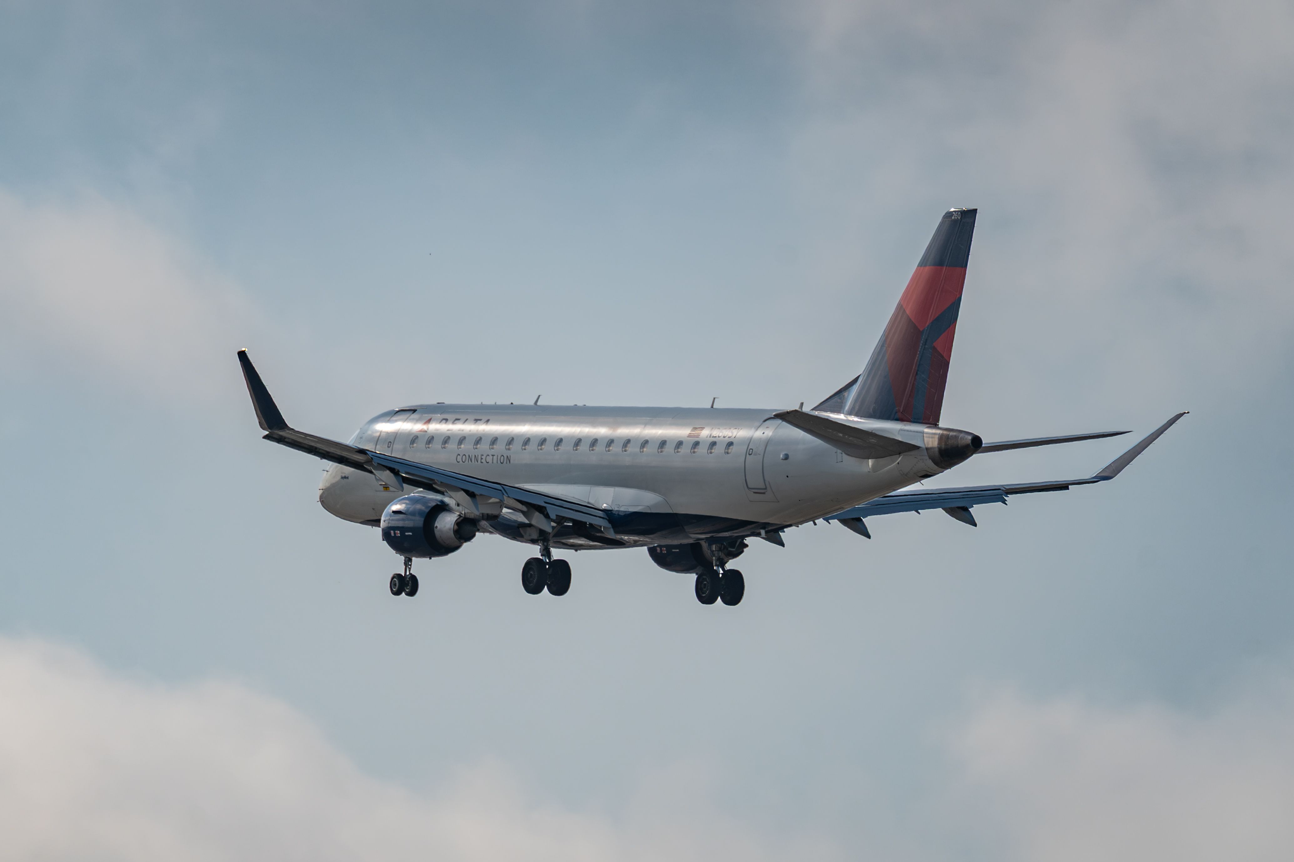 Delta Airliner Landing at Los Angeles Airport · Free Stock Photo
