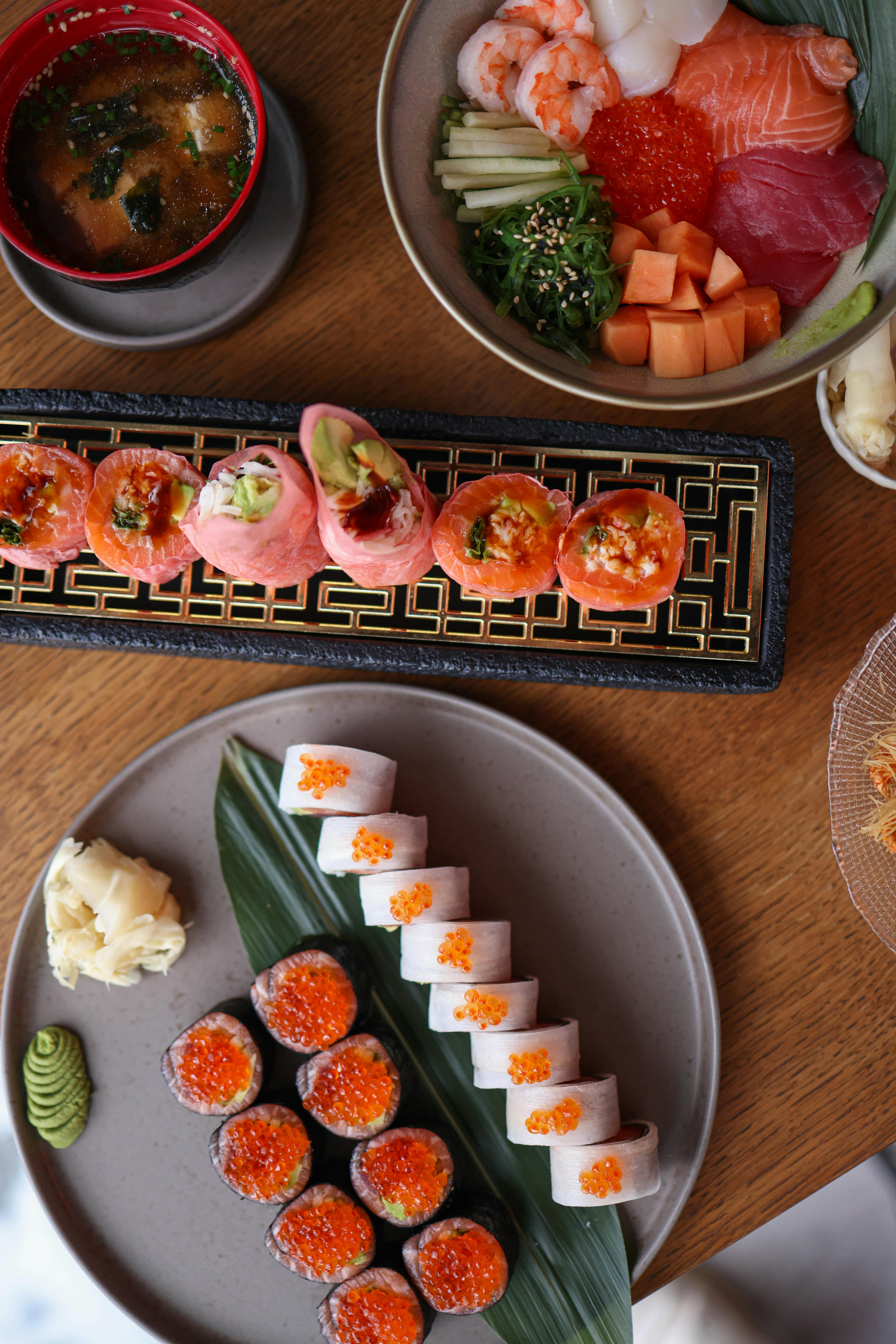 Plateau De Sushis Coloré Avec Des Rouleaux Variés · Photo gratuite