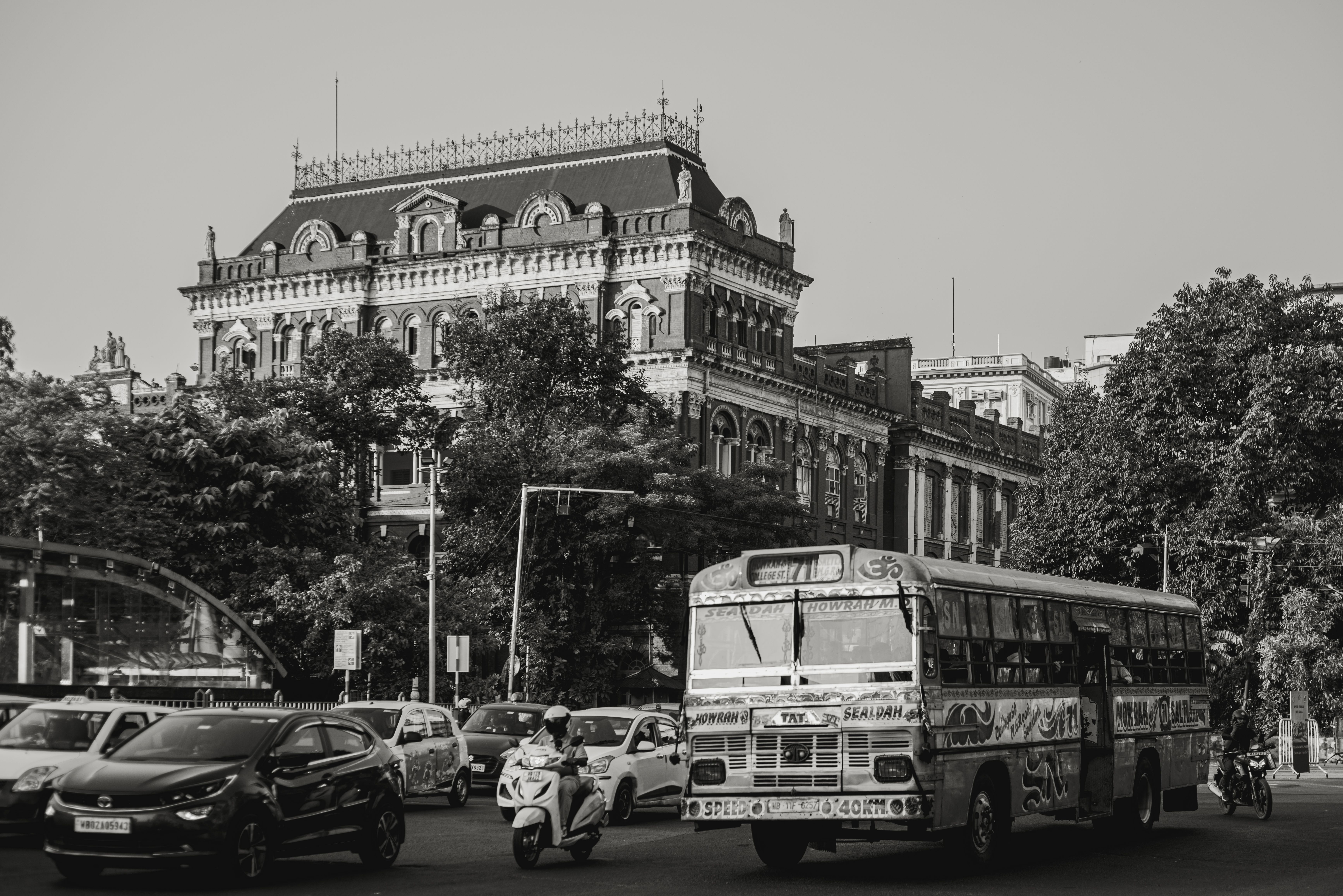 Historic Architecture and Busy Traffic Scene · Free Stock Photo