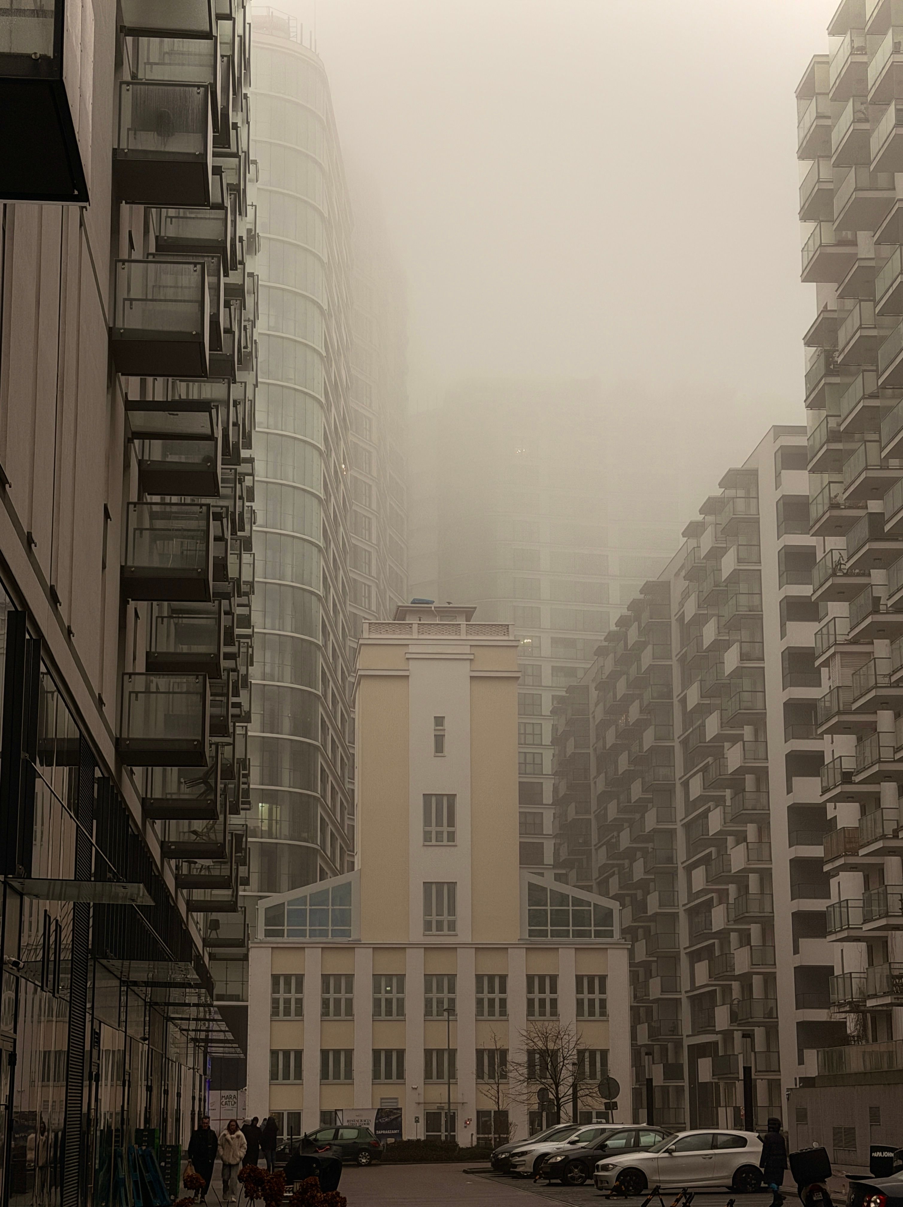 Foggy Urban Scene with Modern Architecture · Free Stock Photo