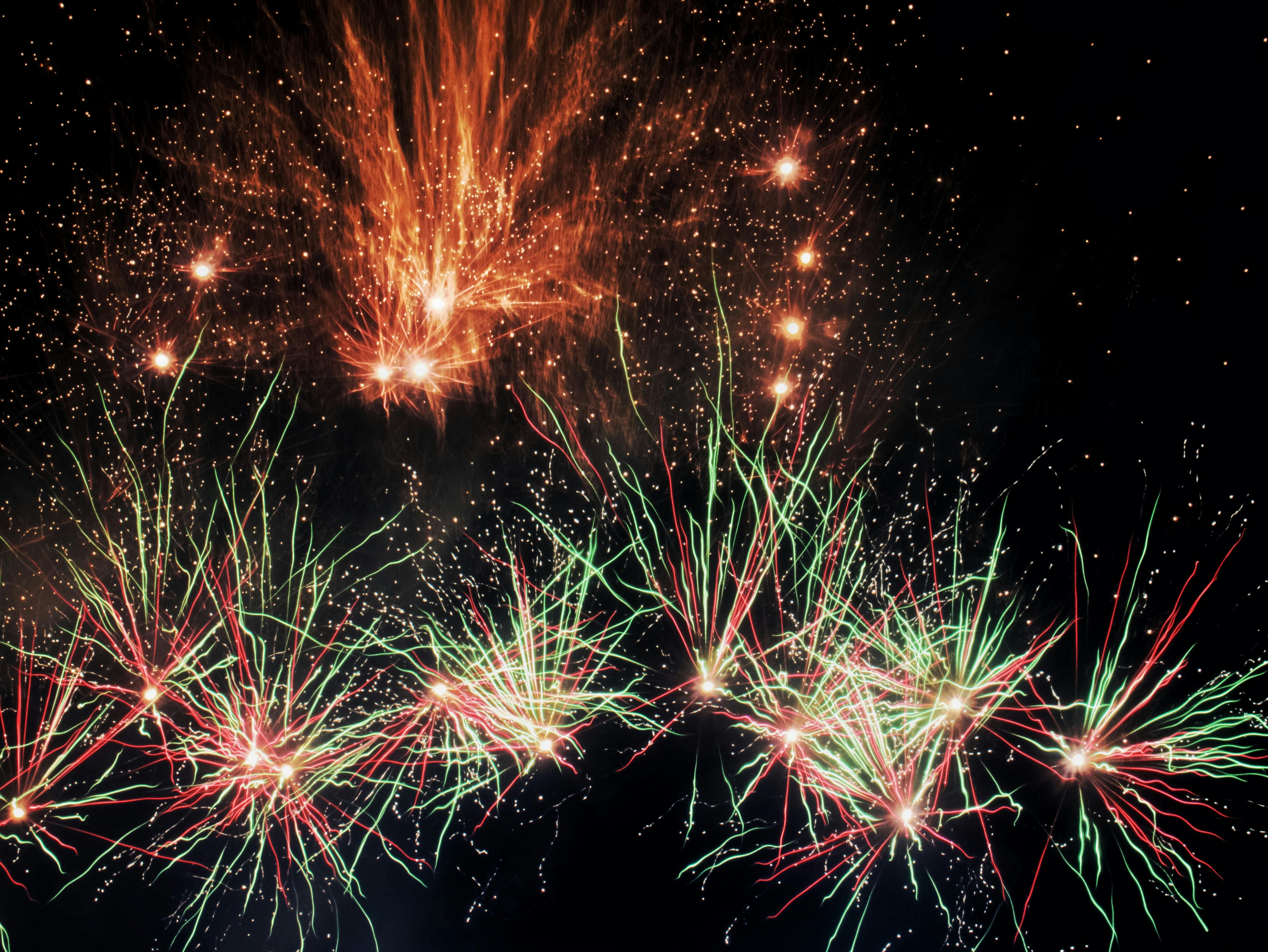 Espectaculares Fuegos Artificiales Sobre Las Emblemáticas Torres De ...