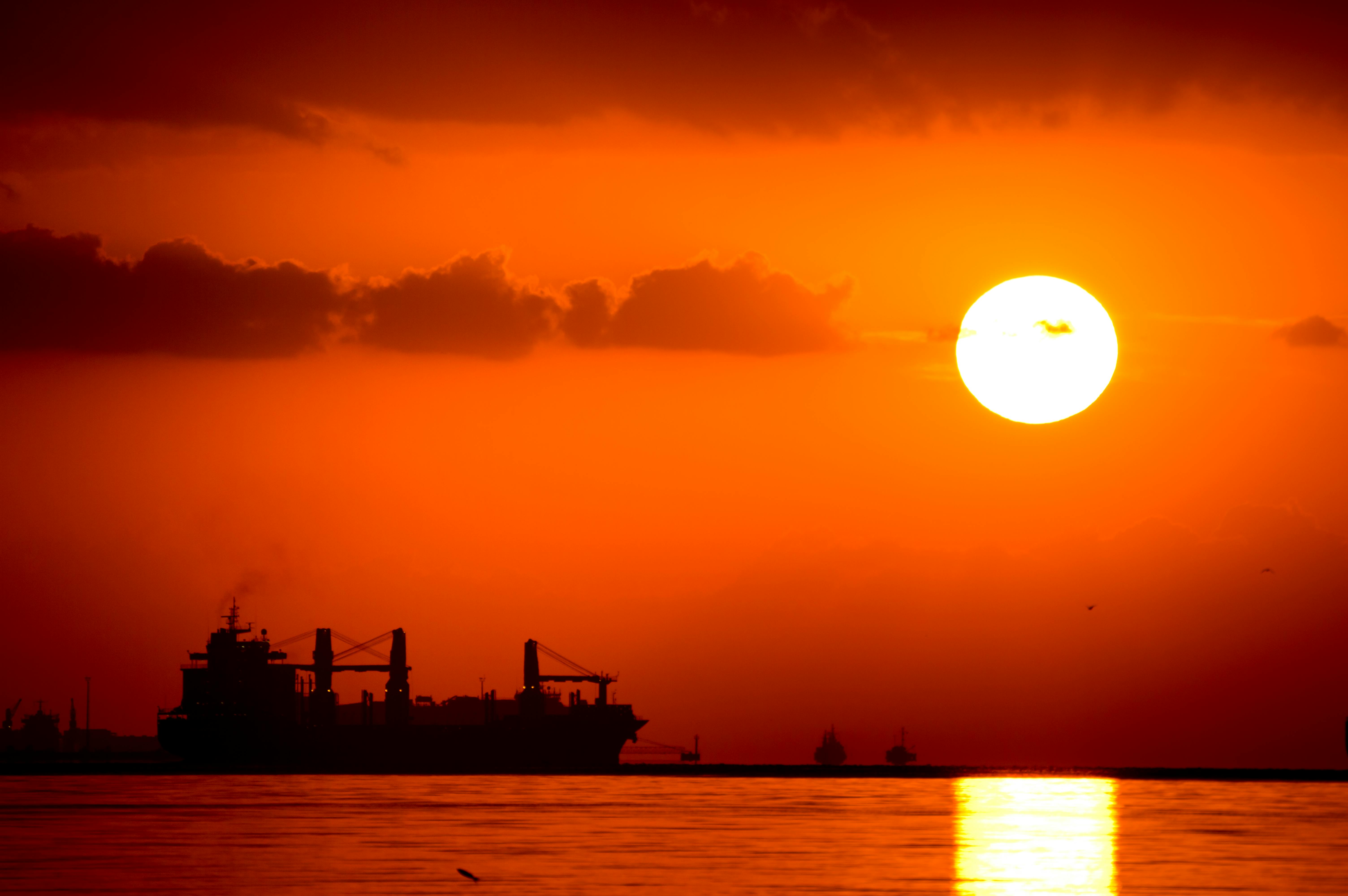 Silueta De Un Barco Al Atardecer En El Horizonte · Foto de stock gratuita